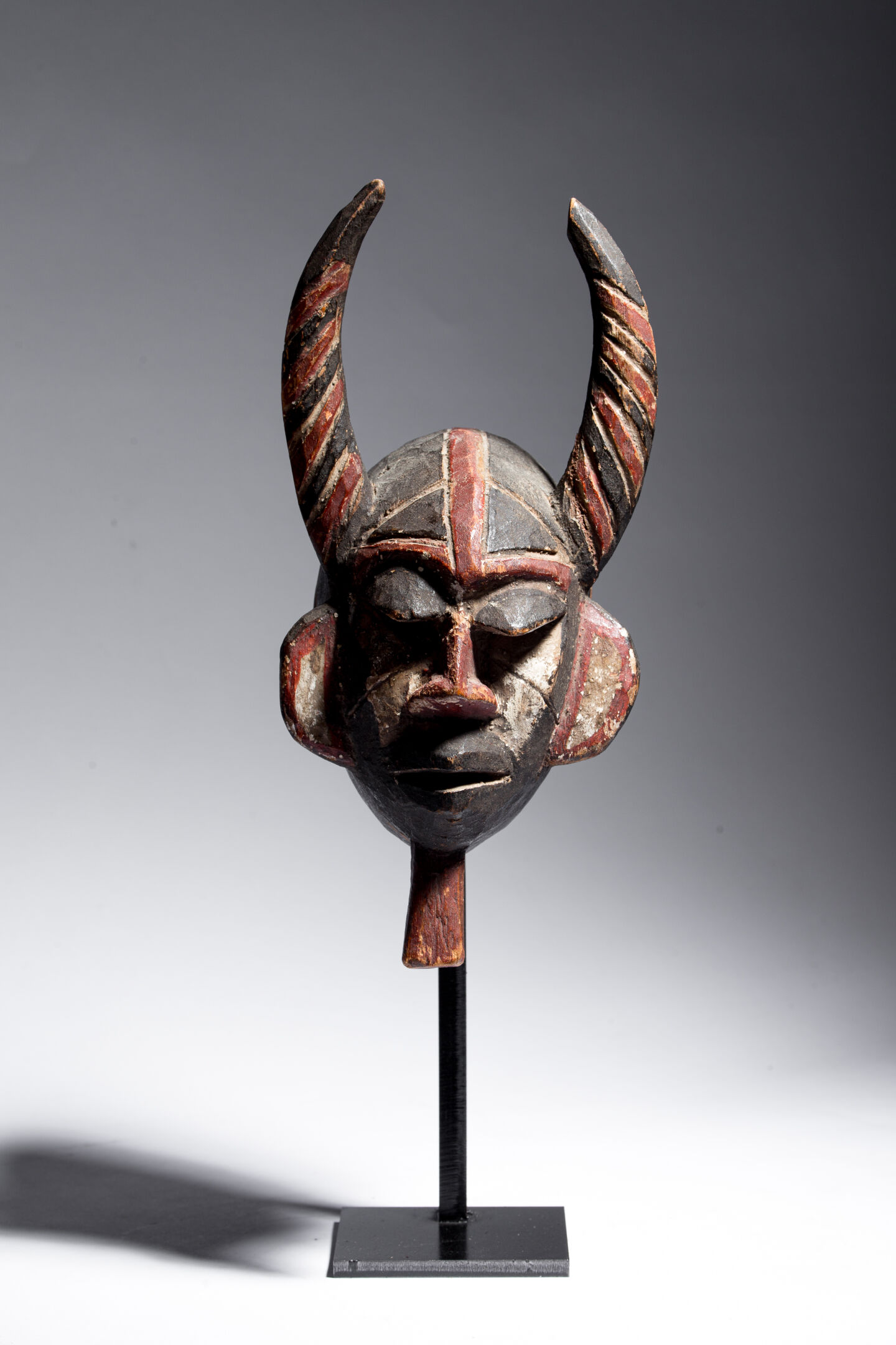 Petit masque à cornes Bobo, Burkina FasoMatériaux ... | Bois: enchères