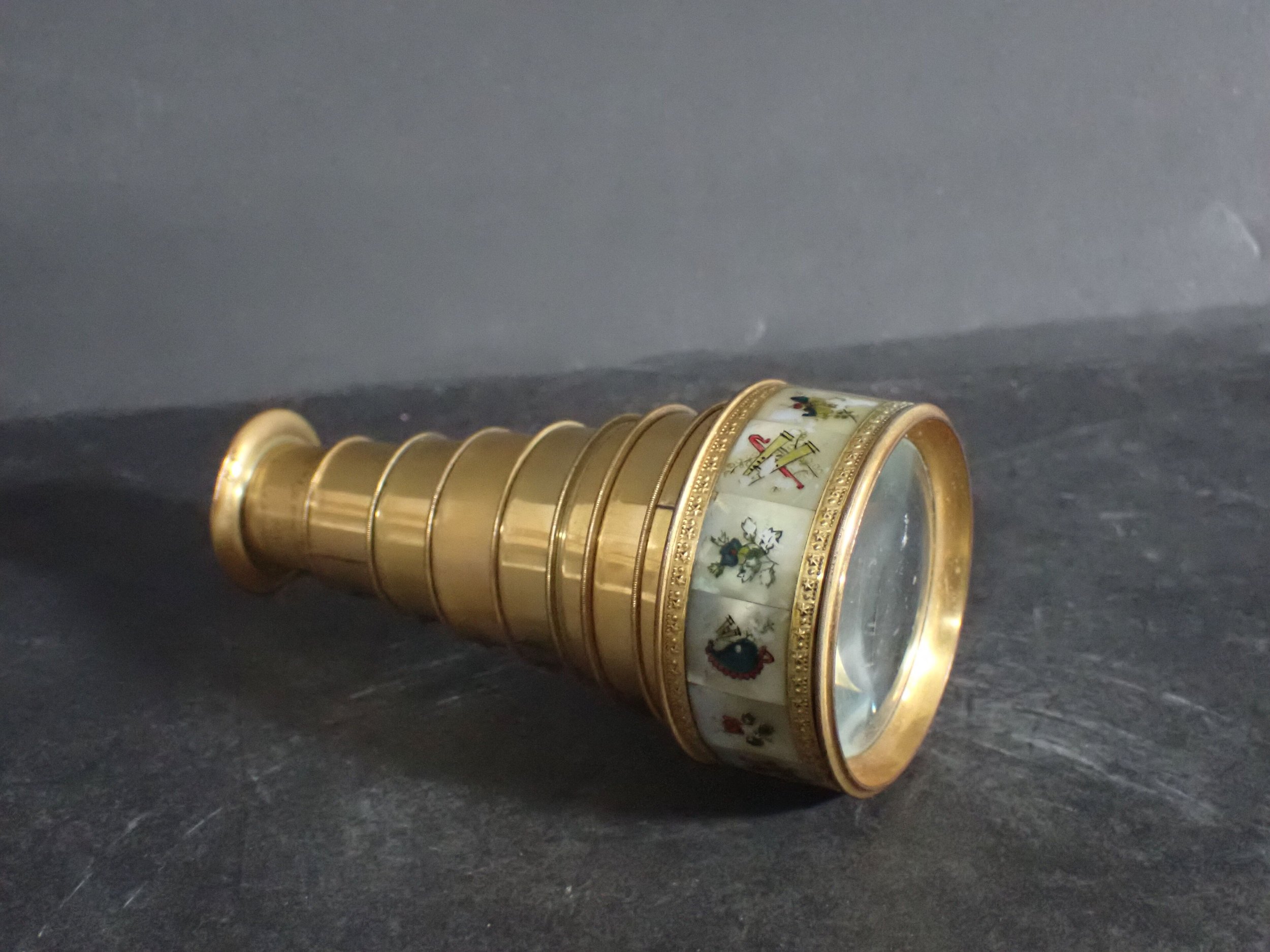 Lorgnette à sept tirettes en laiton et nacre ... | Argenterie: enchères