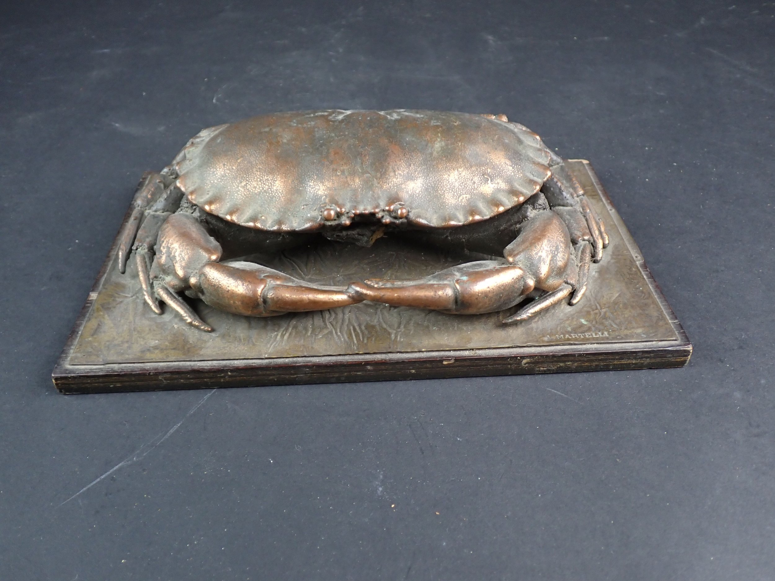 MARTELLI Alfred (XX's). Tourteau. Sujet en cuivr... | Bronzes: enchères