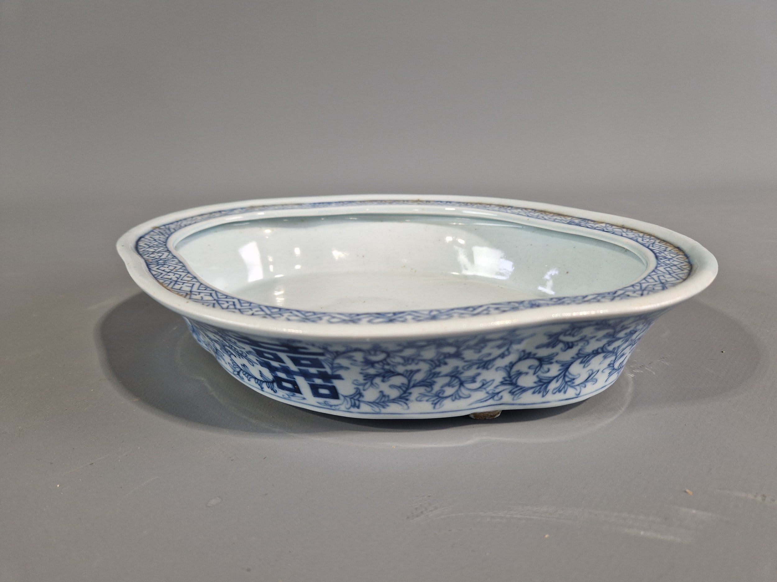 Petit bassin ovale à bord contour en porcela... | Arts d'Asie: enchères