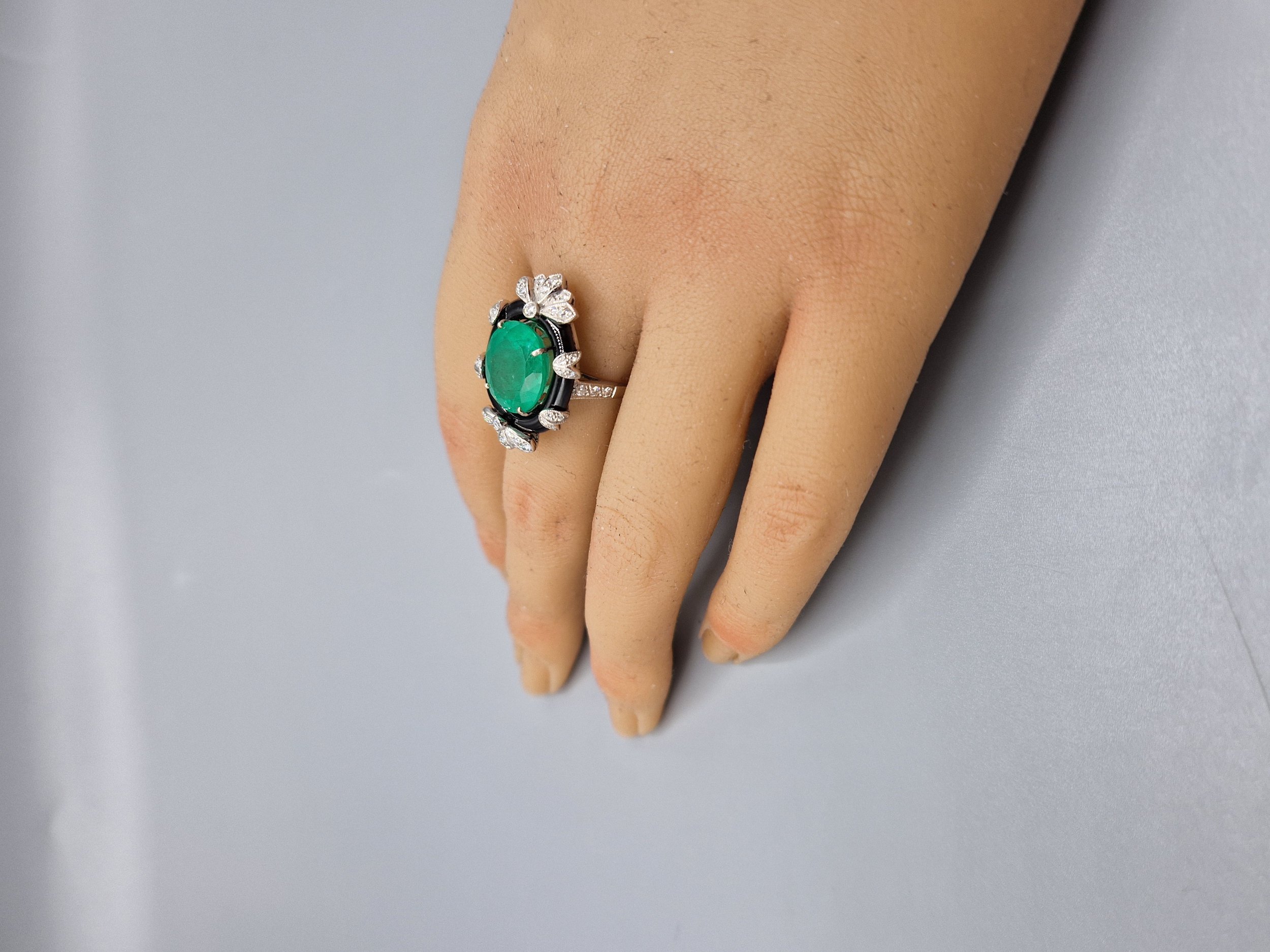 Bague en or gris (en règle, Tdd : 59/60) de style... | Bagues: enchères