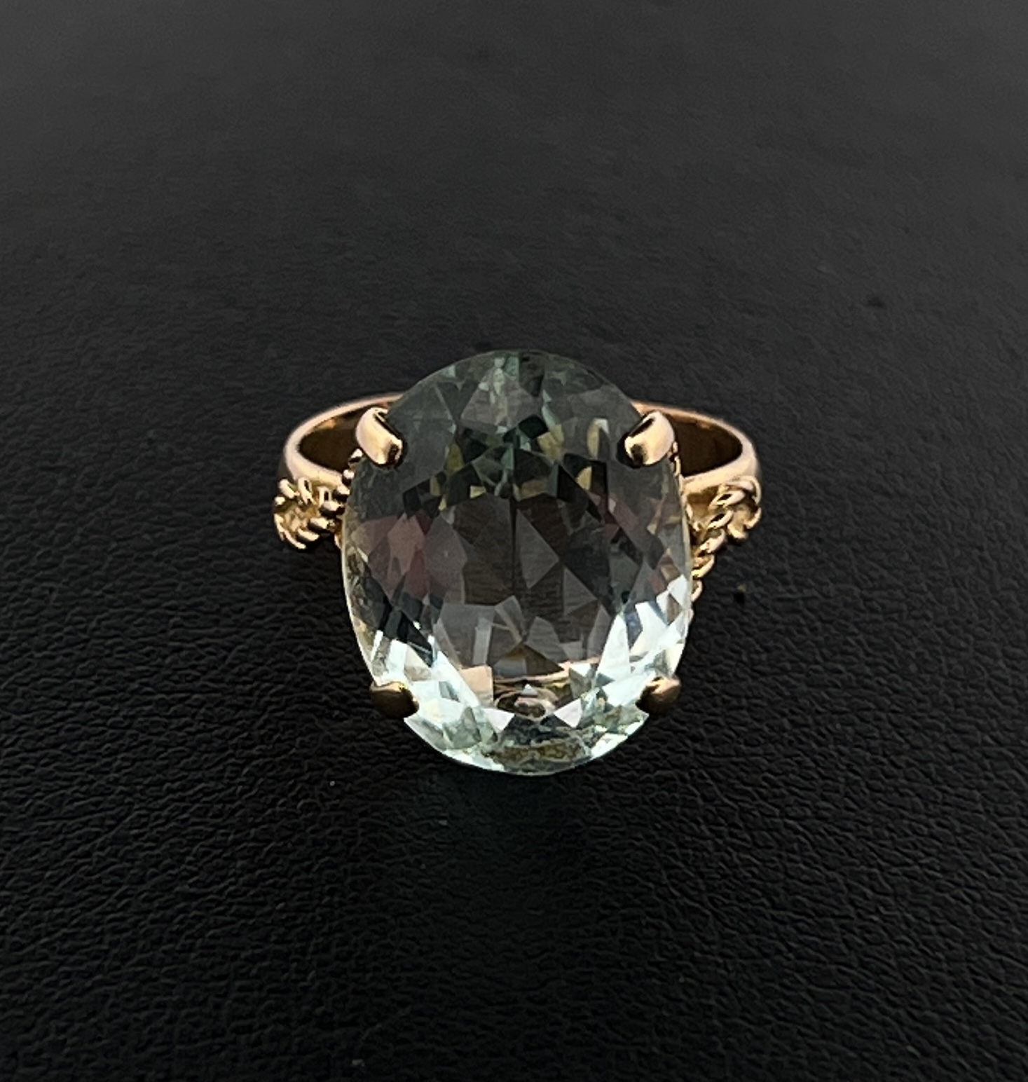 Yellow gold 750 thousandths ring set with an oval-cut ... | Rings: bids