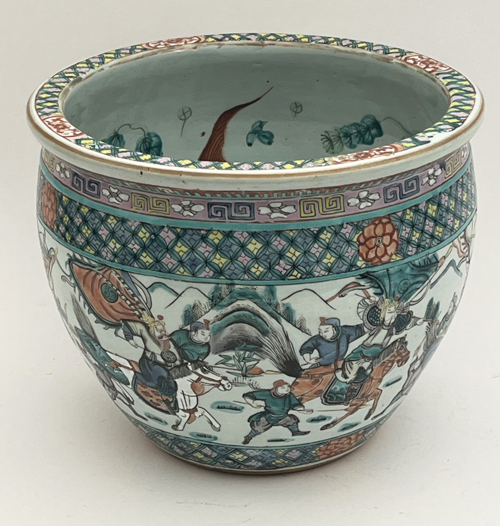 Vasque à poisson en porcelaine polychrome à ... | Arts d'Asie: enchères
