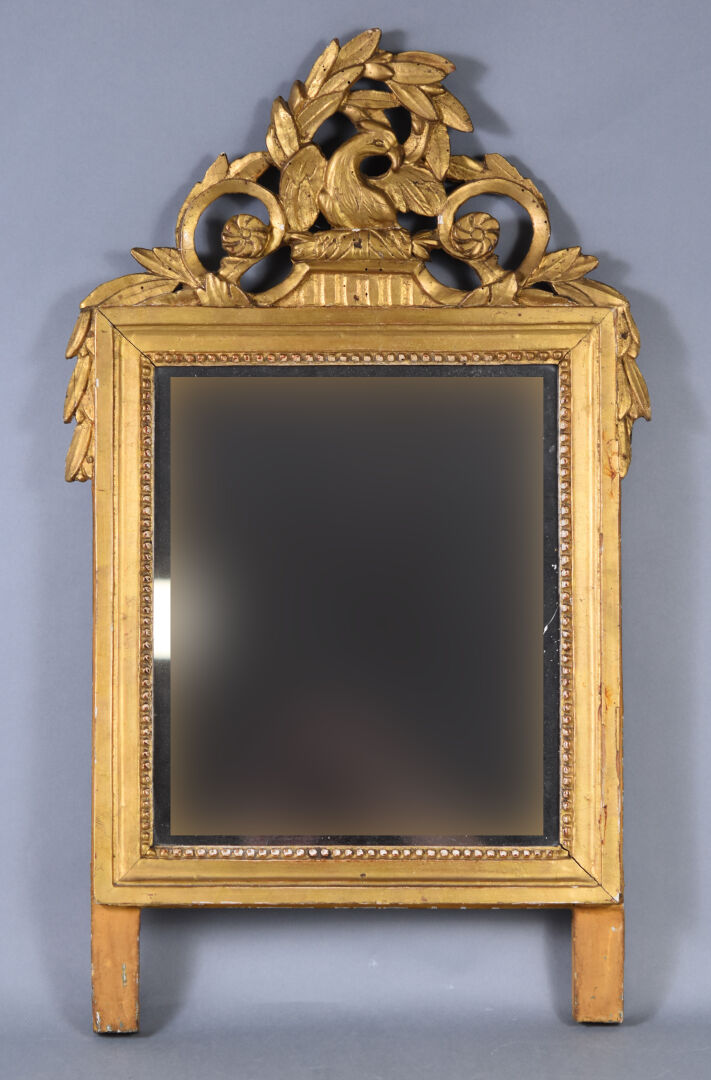 PETIT MIROIR à encadrement en bois mouluré, scul... | Miroirs: enchères