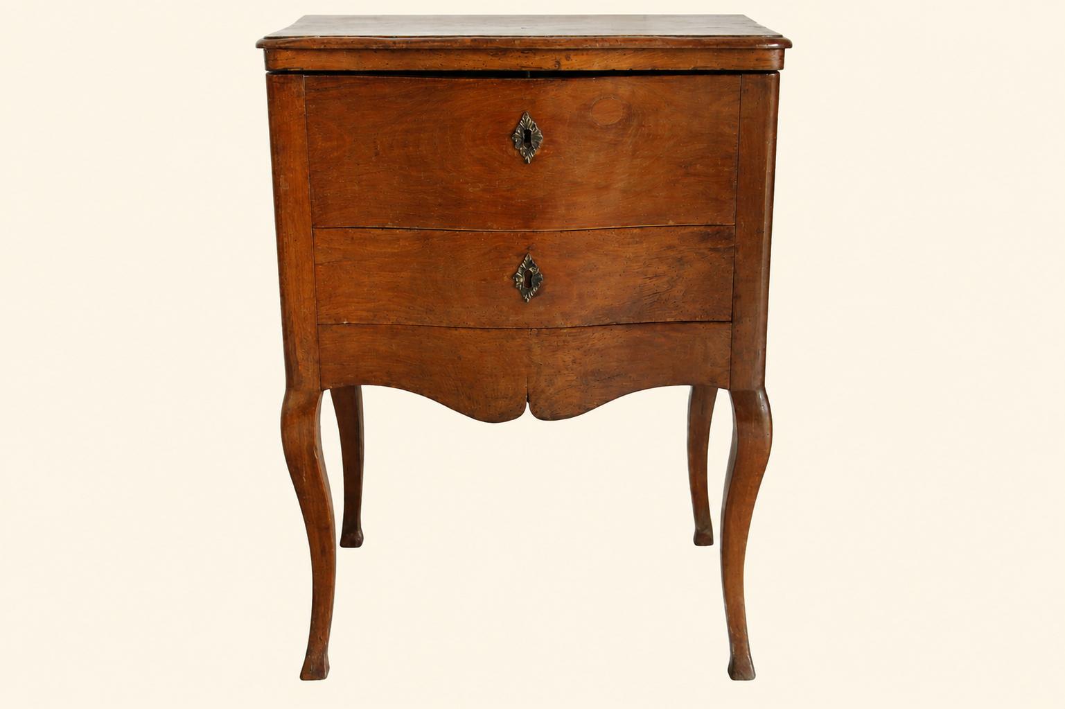 Petite commode en noyer naturel formant écritoi... | Commodes: enchères