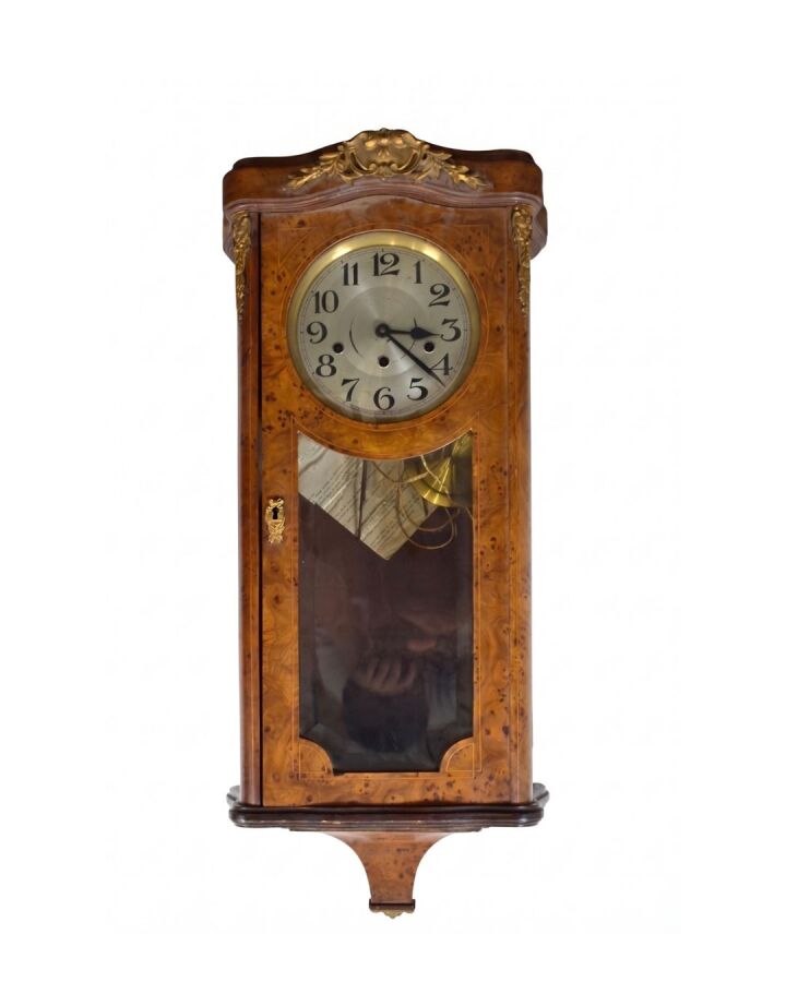 Cartel d'applique à coffre ondoyant, à loupe de... | Pendules: enchères