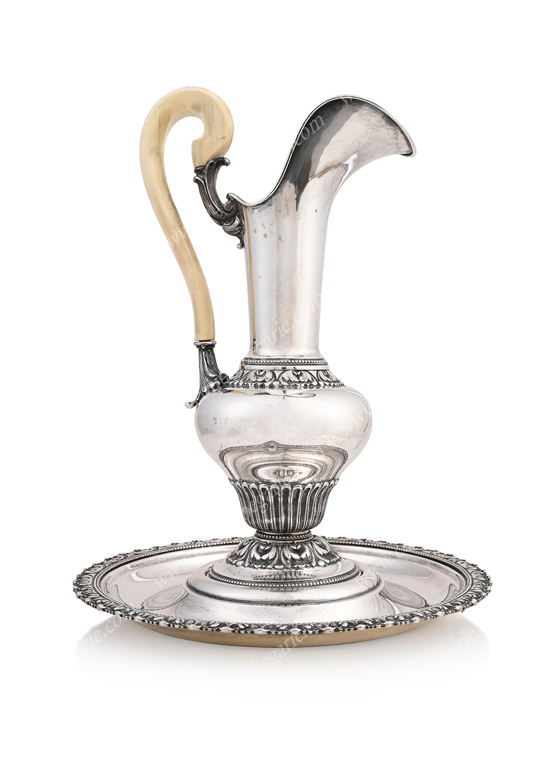BEAUTIFUL SILVER JUG.Dome-shaped, resting... | Sets of tableware: bids
