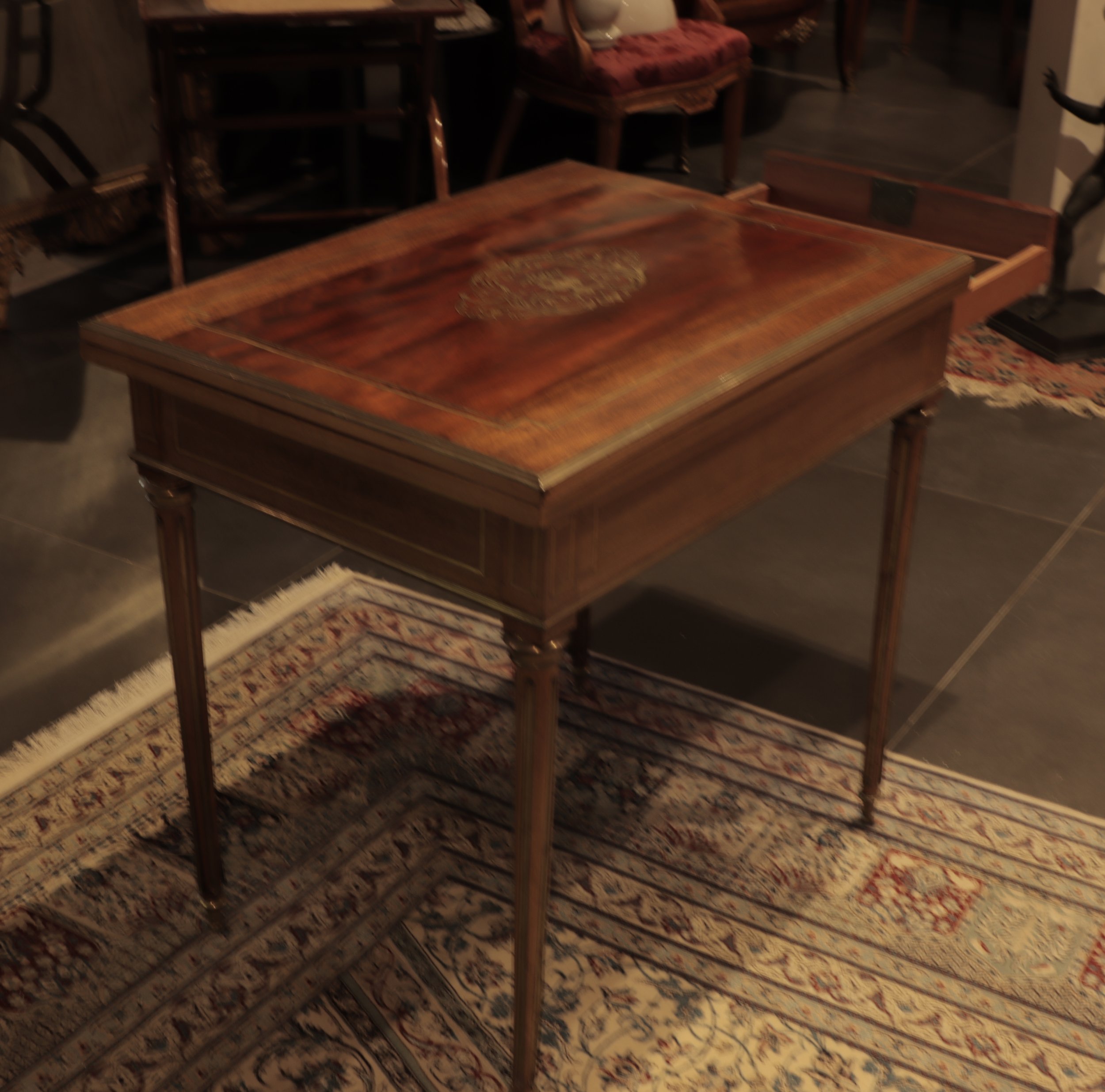 Table de jeux En acajou avec incrustations de cu... | Tables: enchères