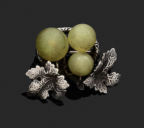 Broche formant une grappe de raisin ... | Broches et épingles: enchères