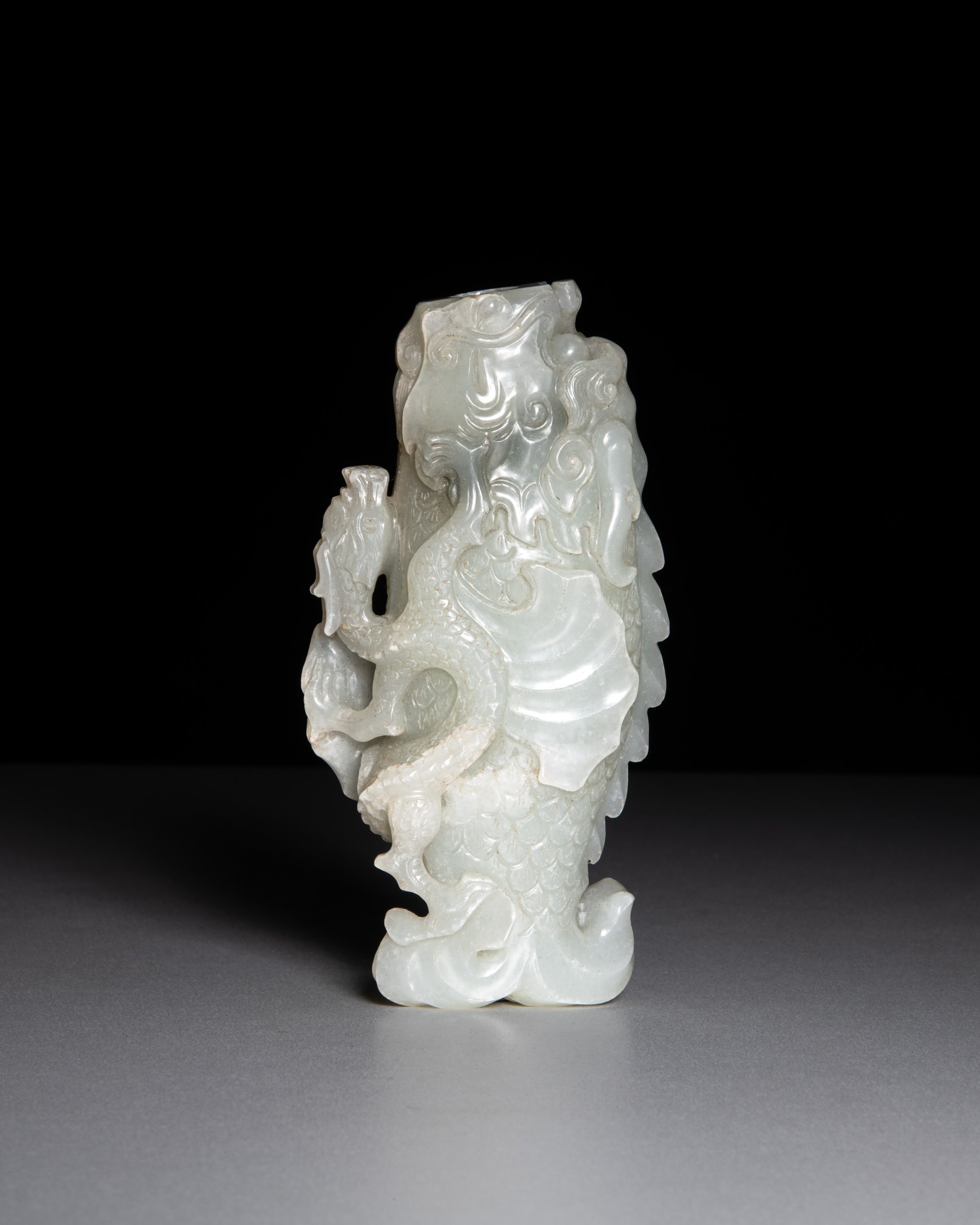 VASE RÉTICULÉ EN JADE CÉLADON "DRAGON ET POI... | Arts d'Asie: enchères