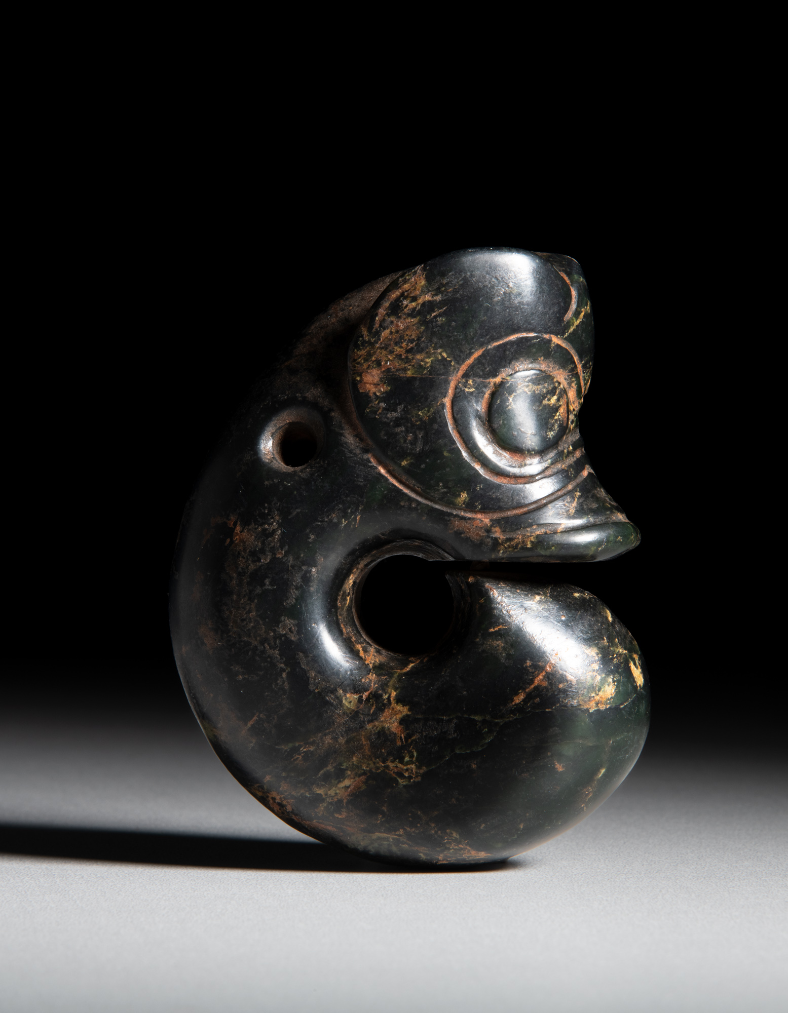 PIG-DRAGON EN JADE VERT DARD 红山风格 碧玉玉猪龙 Chin... | Arts d'Asie: enchères