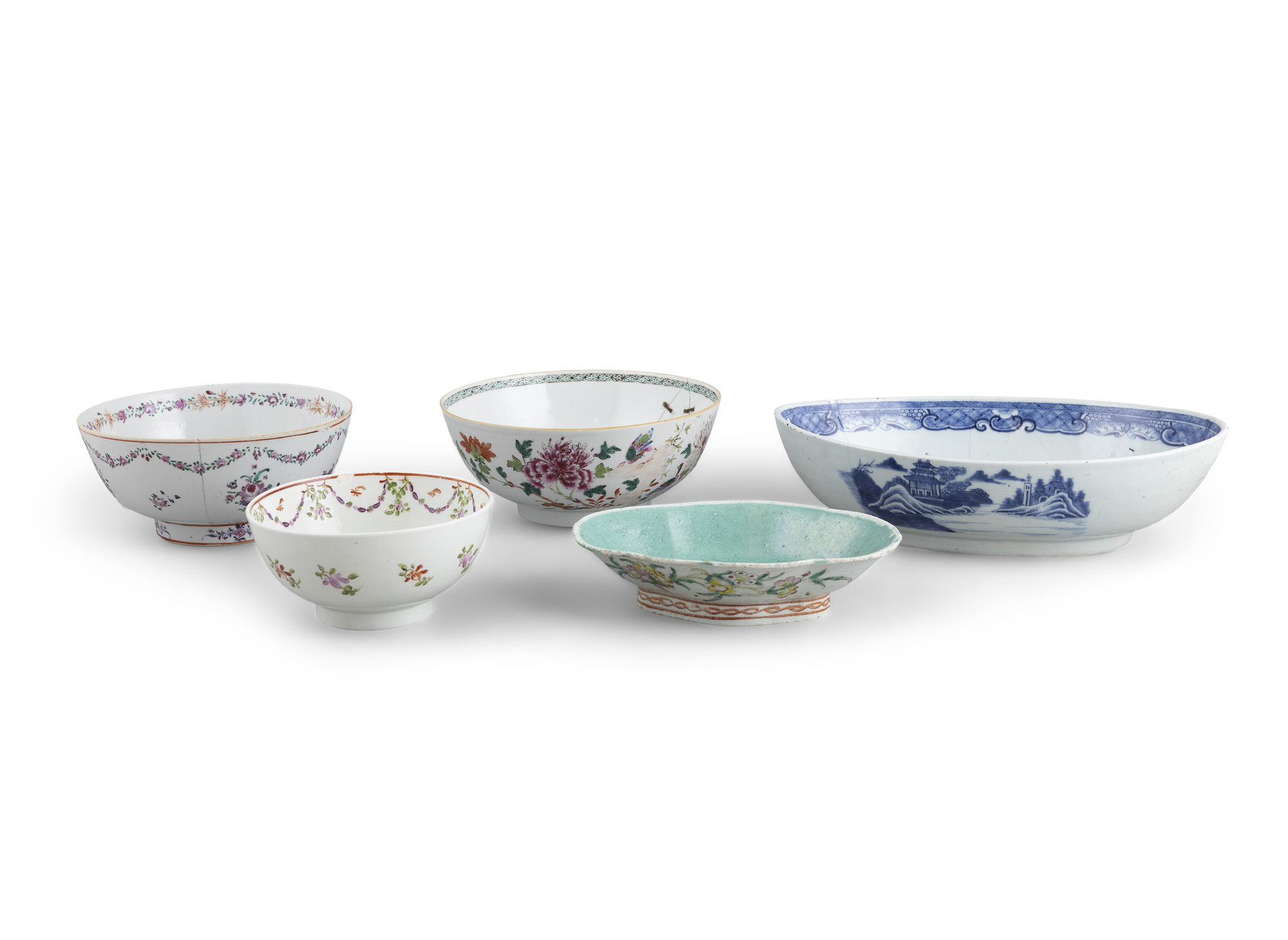 GROUPE DE CINQ PORCELAINES FAMILLE ROSE ET B... | Arts d'Asie: enchères