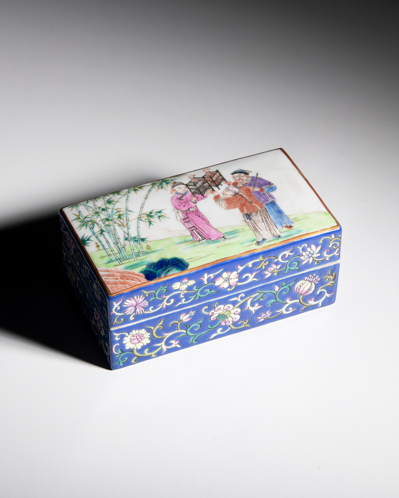 FAMILLE ROSE 'MANCHU GENTLEMEN STROLLING WIT... | Arts d'Asie: enchères