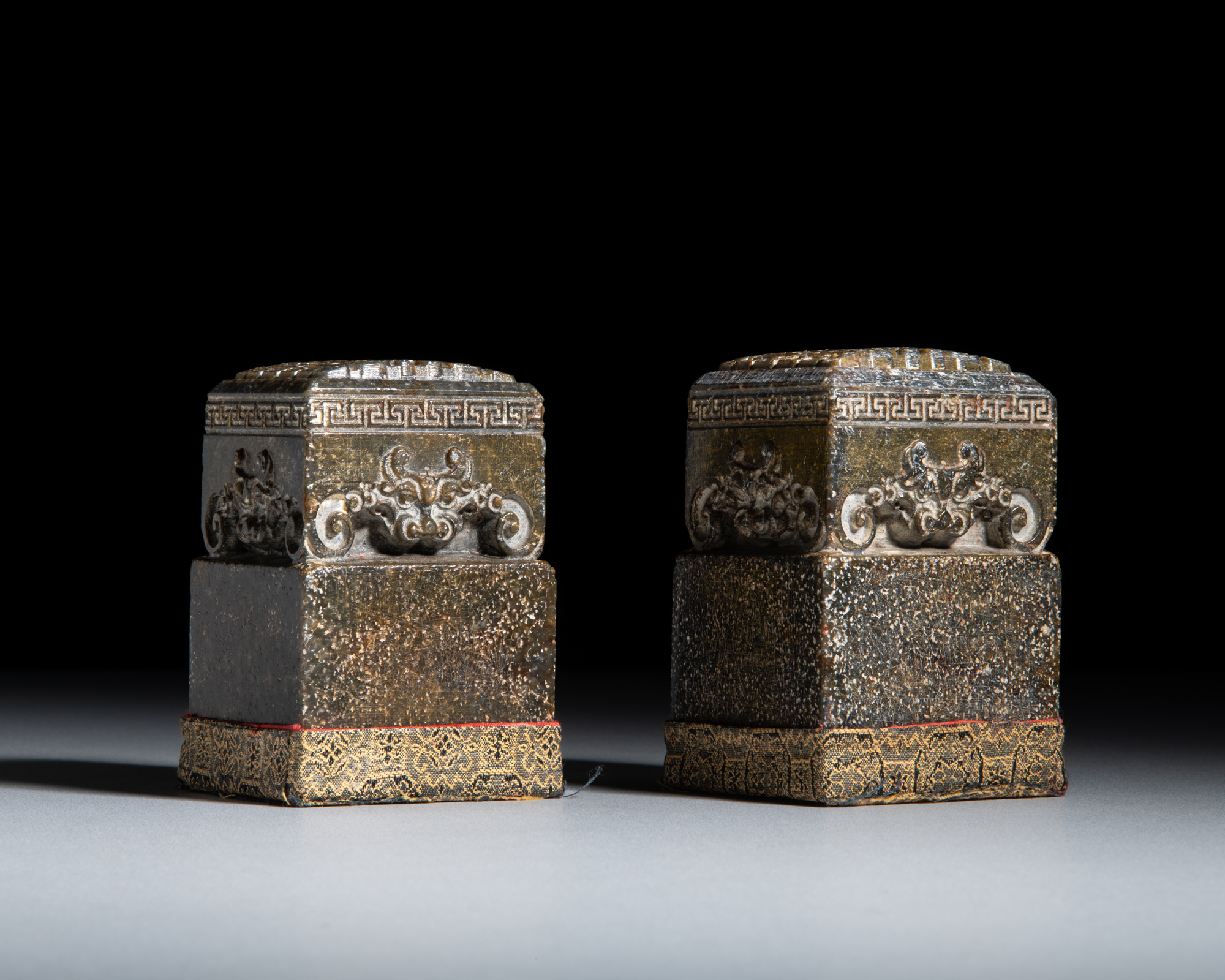 PAIRE DE SCEAUX "KUI DRAGON ET PHOENIX" EN P... | Arts d'Asie: enchères