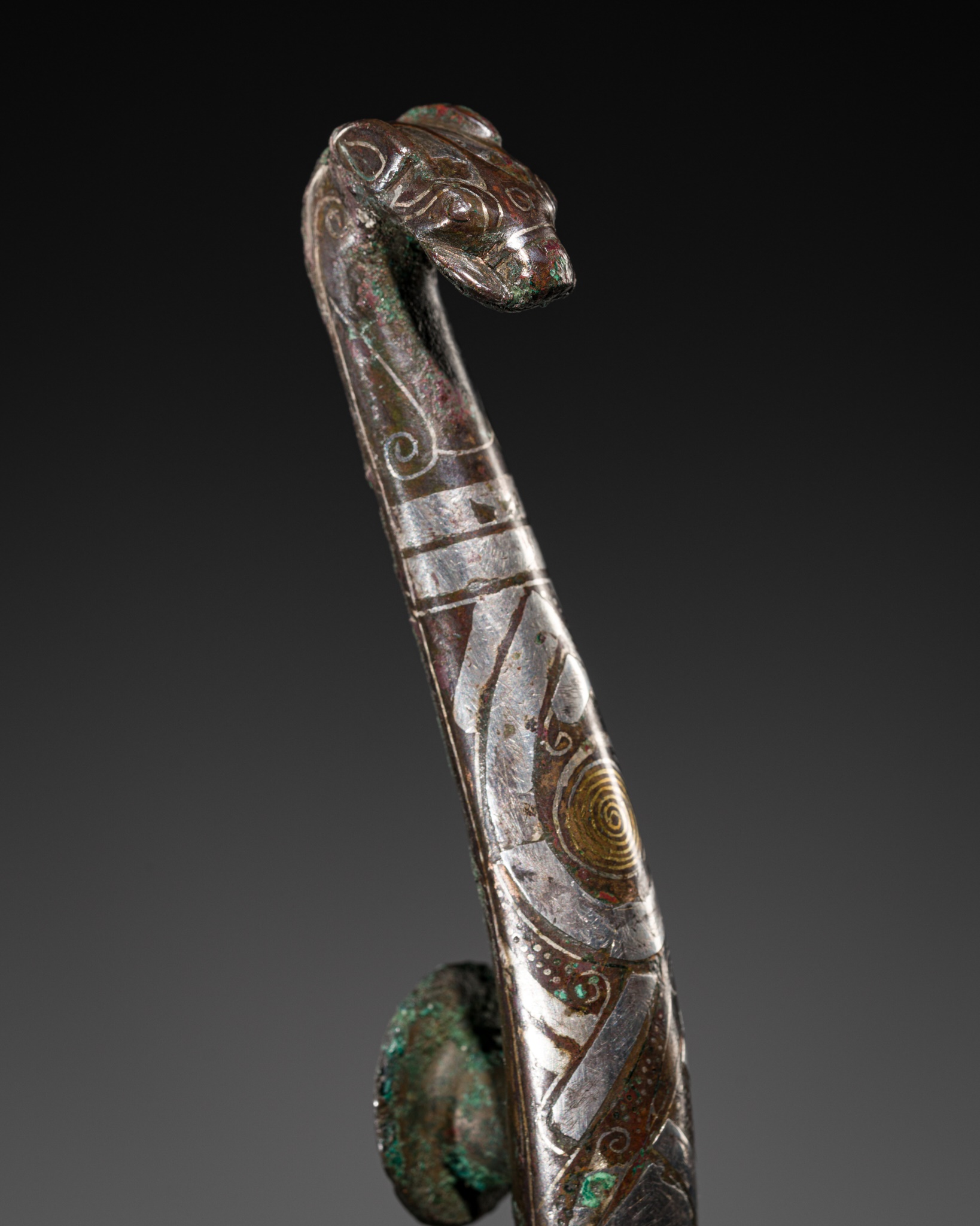 A GOLD AND SILVER-INLAID BRONZE BELT HOOK, WARRING... | Asian art: bids