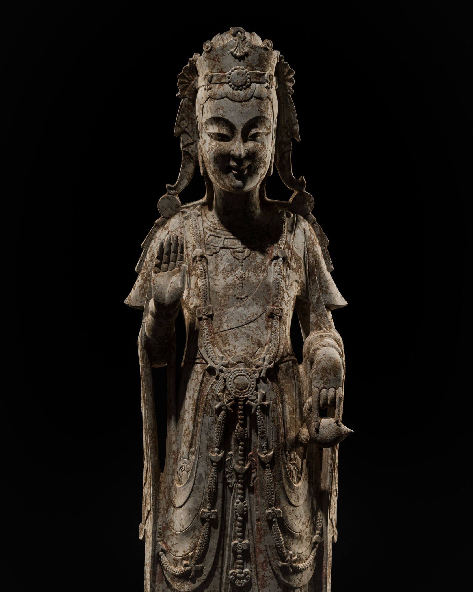 FIGURE DE BODHISATTVA EN PIERRE CALCAIRE TRÈ... | Arts d'Asie: enchères