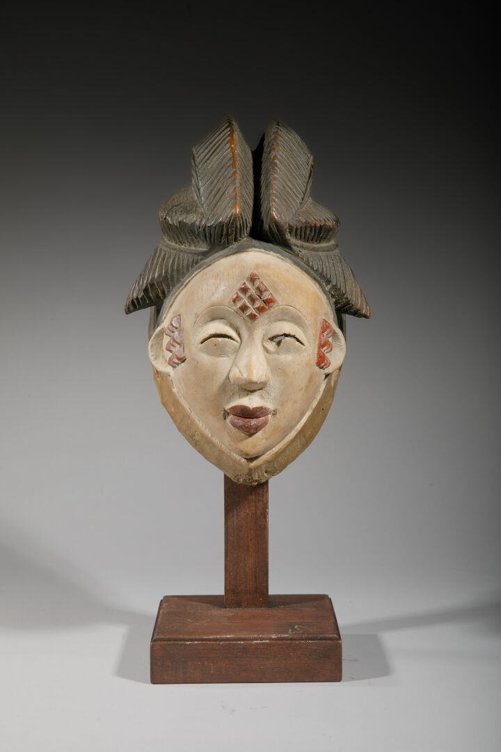 Punu, GabonMasque, bois, kaolin, pigmentH. 25 cm ... | Bois: enchères
