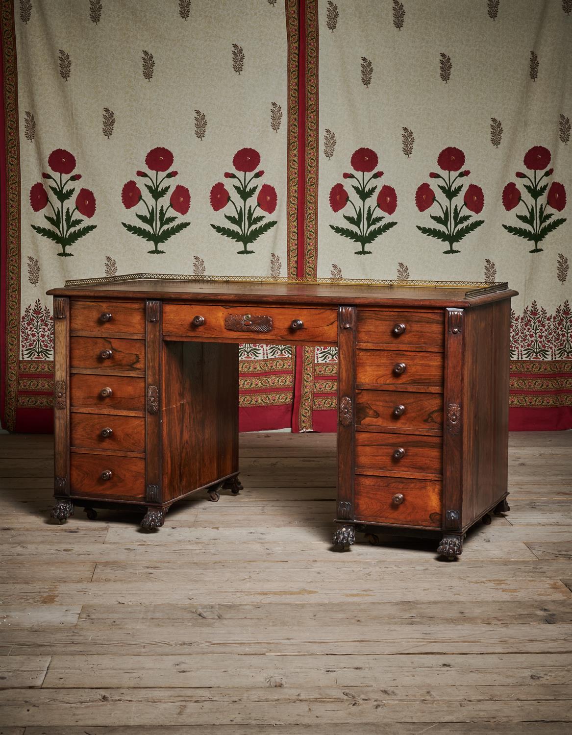 Y BUREAU DE BUREAU EN BOIS ROSE ET METAL DORE DE... | Bureaux: enchères