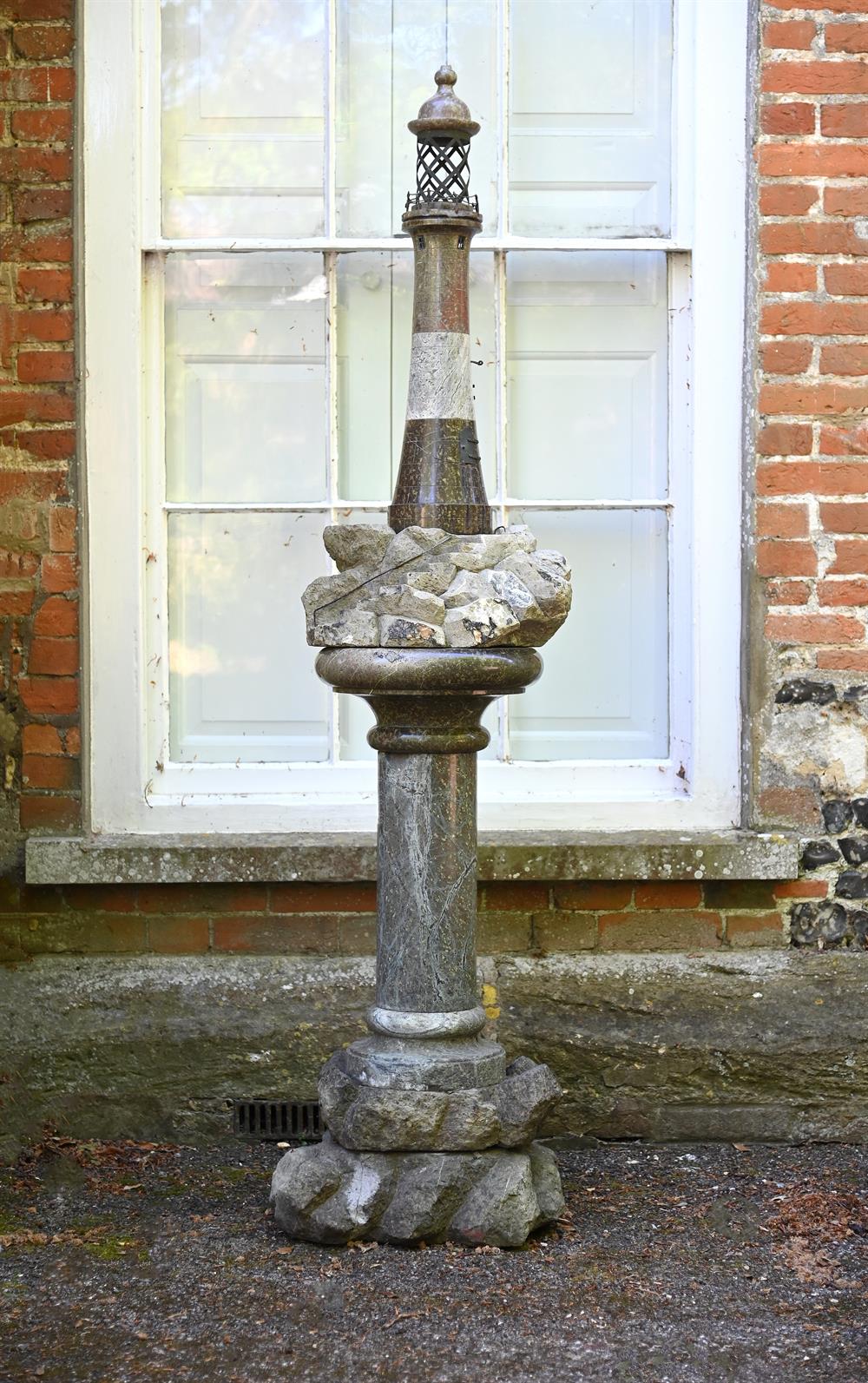 Le dessus du phare est doté d'une gr... | Lampes et lanternes: enchères