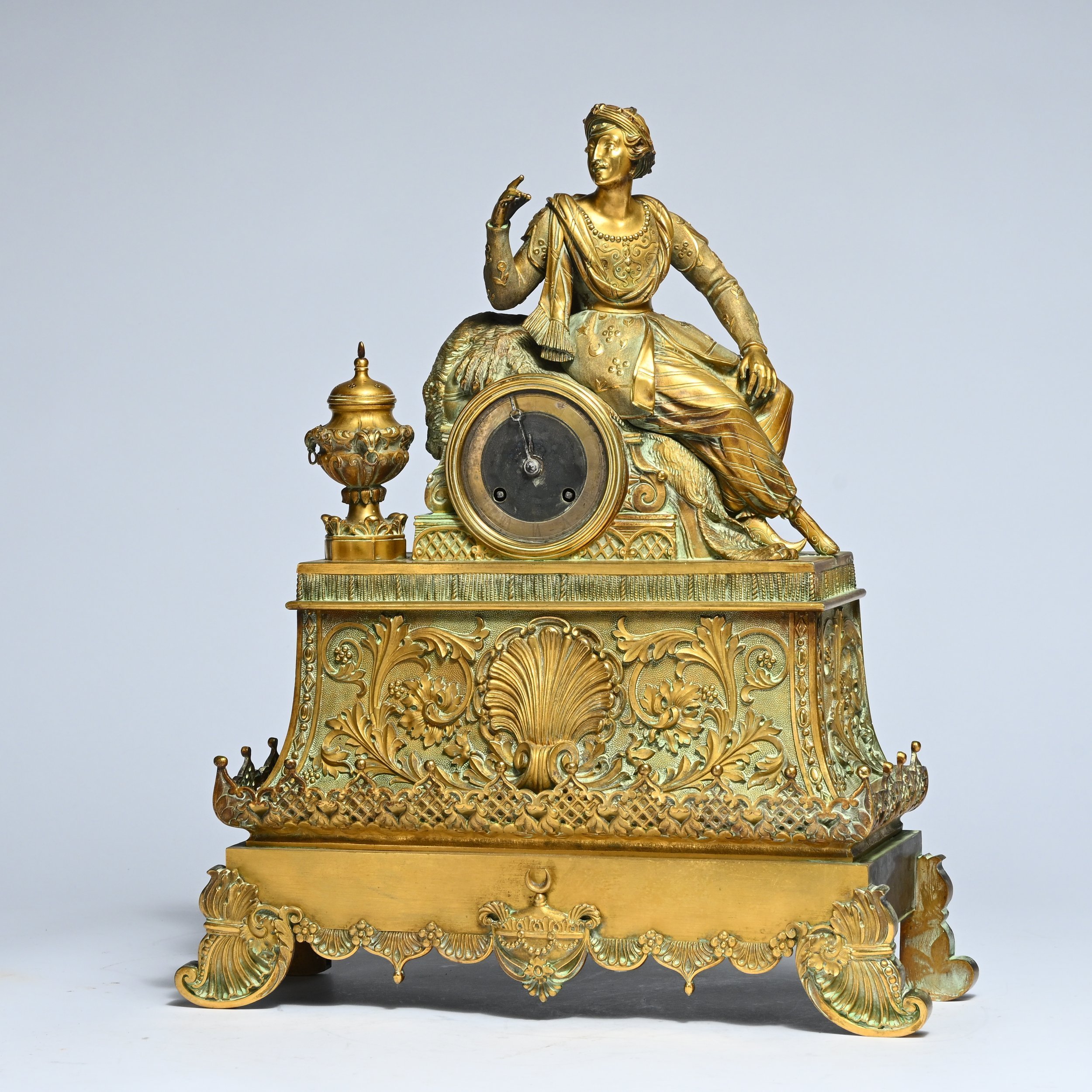 Pendule en bronze doré somptueusement décorée d... | Pendules: enchères