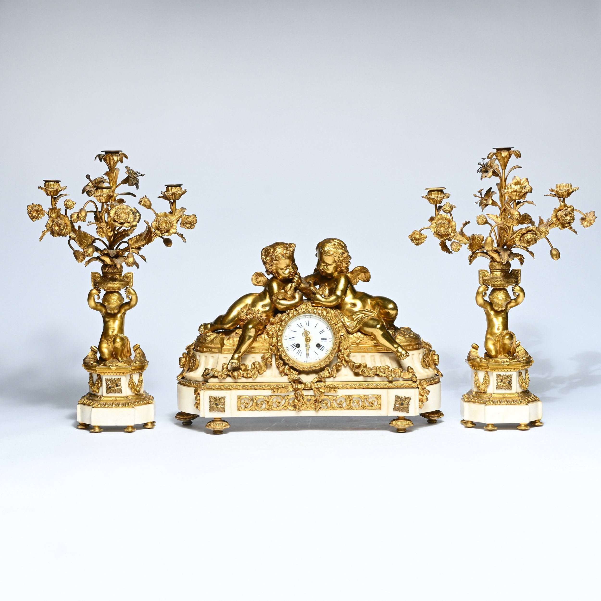 Pendule de style Louis XVI en bronze doré et ma... | Pendules: enchères