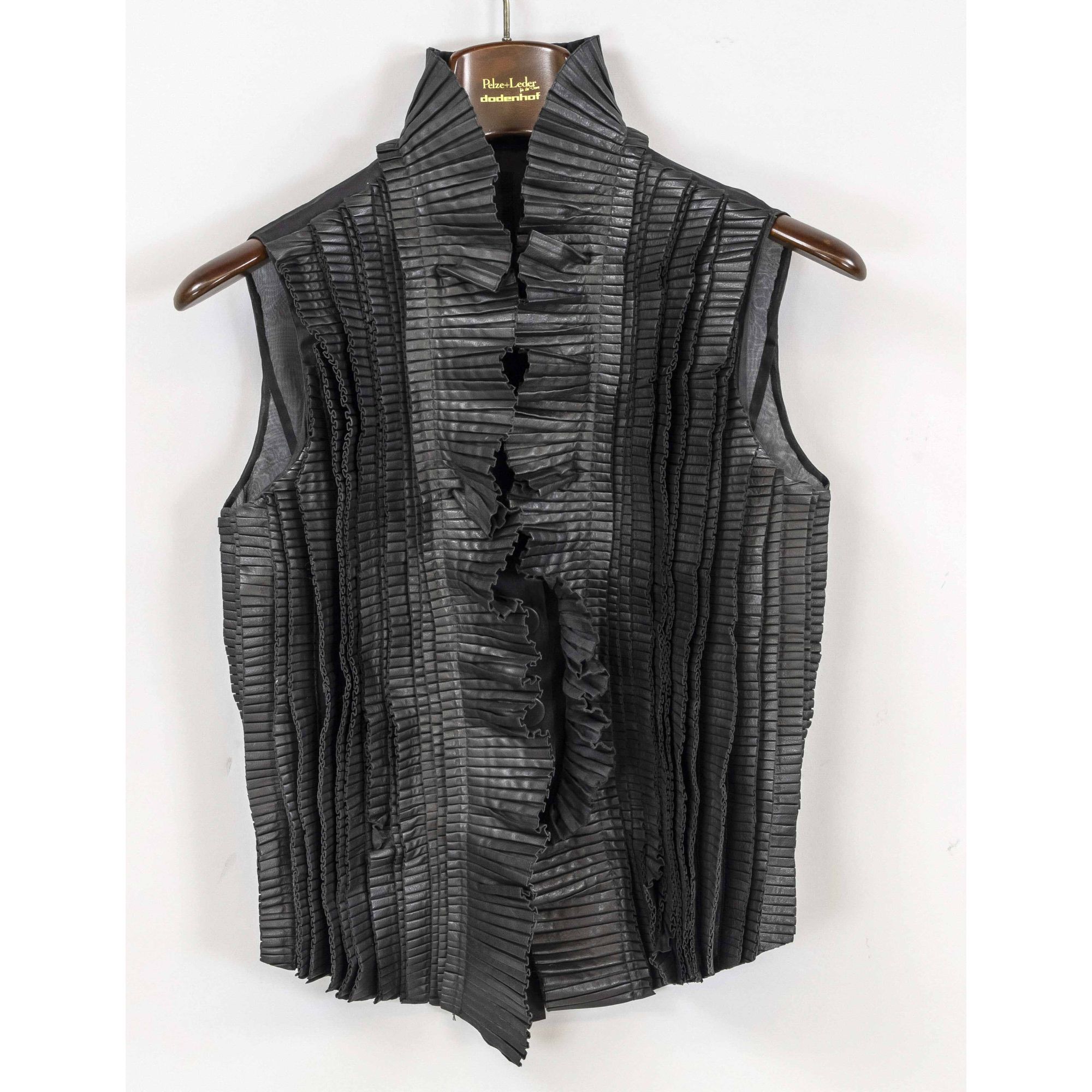 Giorgio Armani, blouse sans manches avec plis ... | Vêtements: enchères