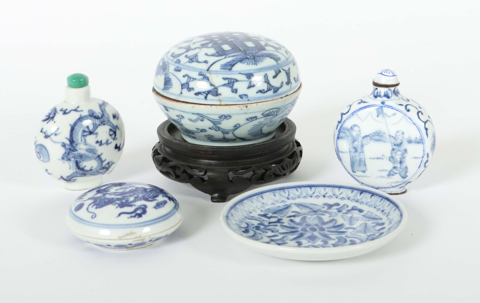 Lot de 4 pièces en porcelaine et une boîte à... | Arts d'Asie: enchères