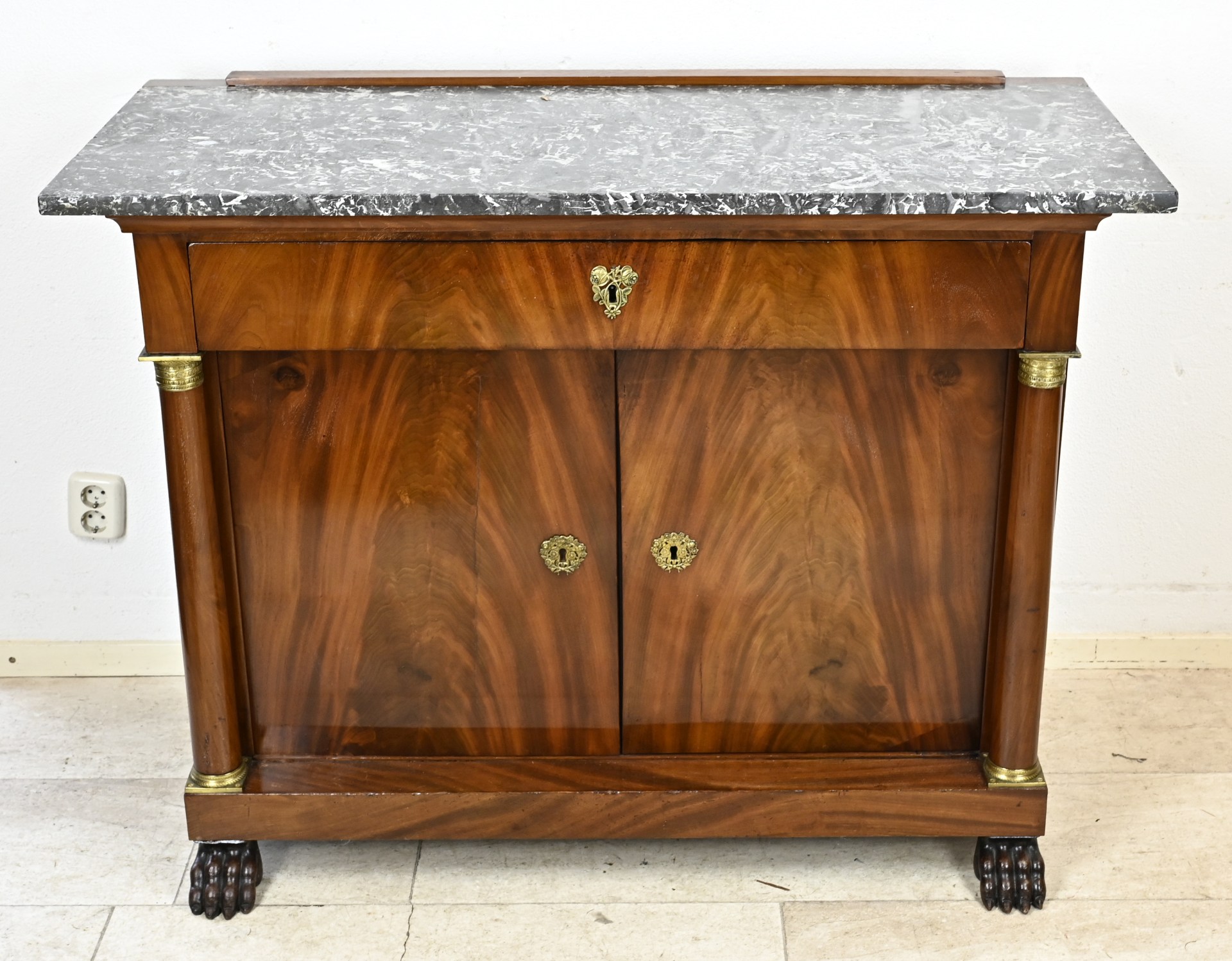 Buffet Empire pliant en acajou ancien avec colon... | Buffets: enchères