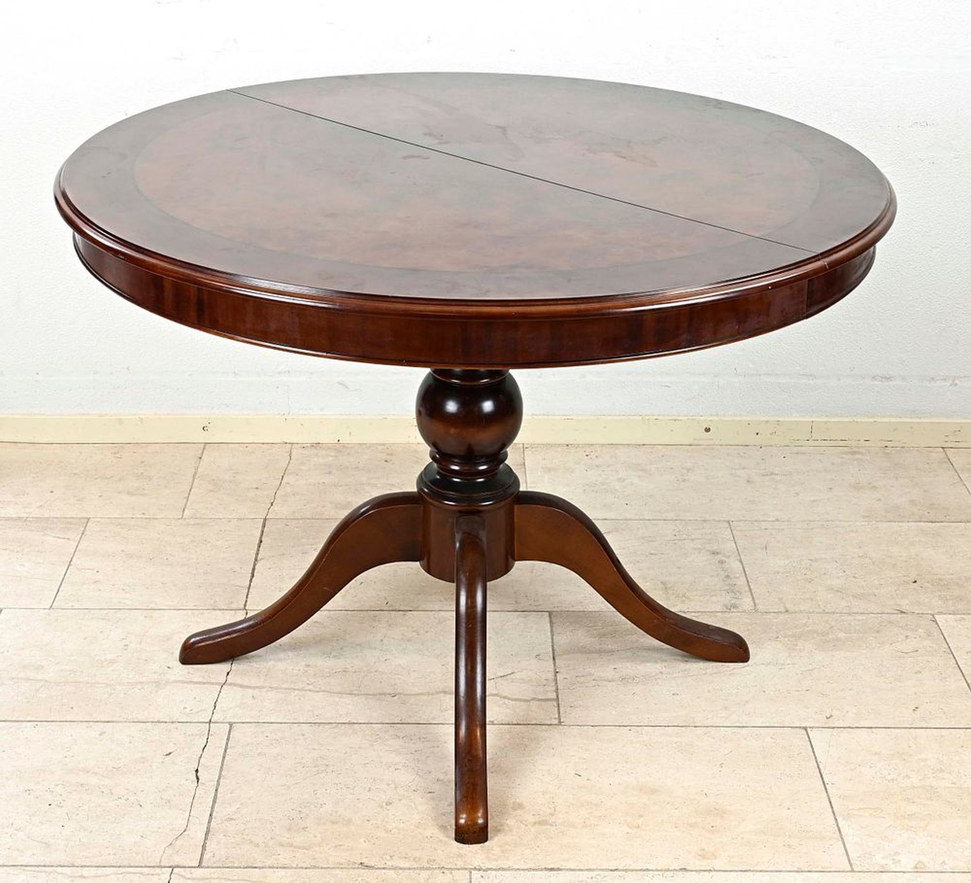 Table ronde à rallonge en acajou. Seconde moitié ... | Tables: enchères