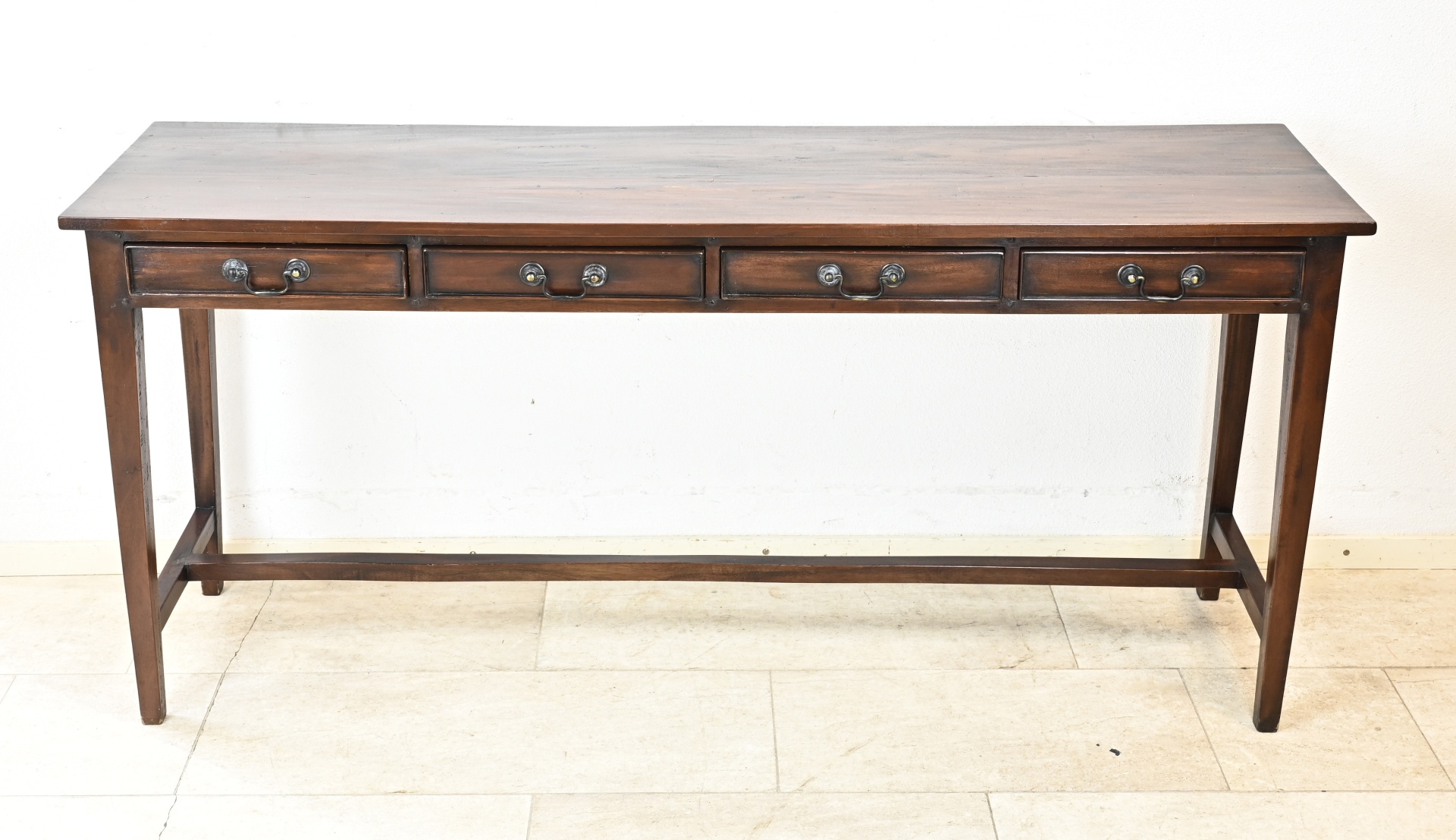 Longue table d'appoint en acajou à quatre tiroirs... | Tables: enchères
