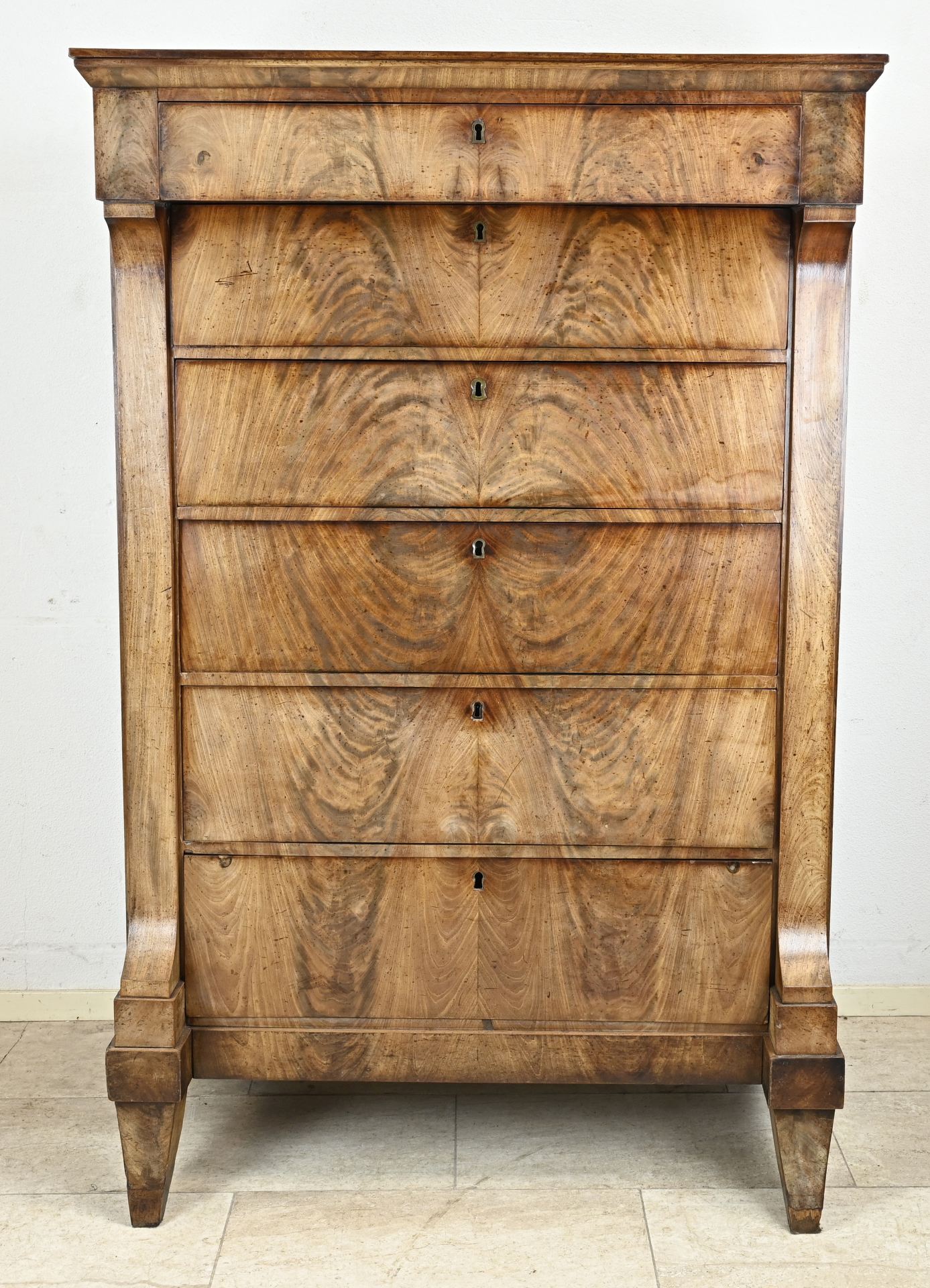 Chiffonnier Empire en acajou de style hollandais... | Buffets: enchères
