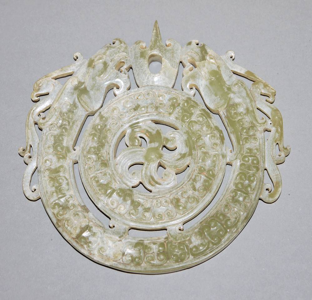 Disque de jade chinois archaïqueAmulette en... | Arts d'Asie: enchères