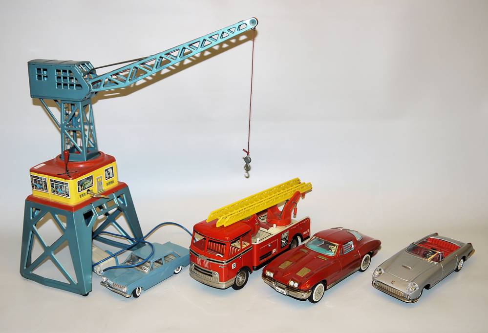 Cinq véhicules en tôle dignes d'être... | Jouets et maquettes: enchères