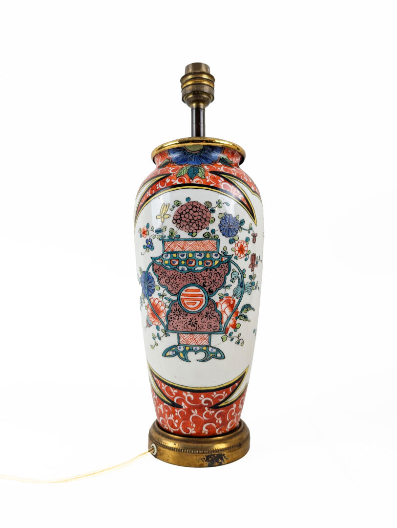 Dans le goût de la CHINELampe en porcelaine... | Arts d'Asie: enchères