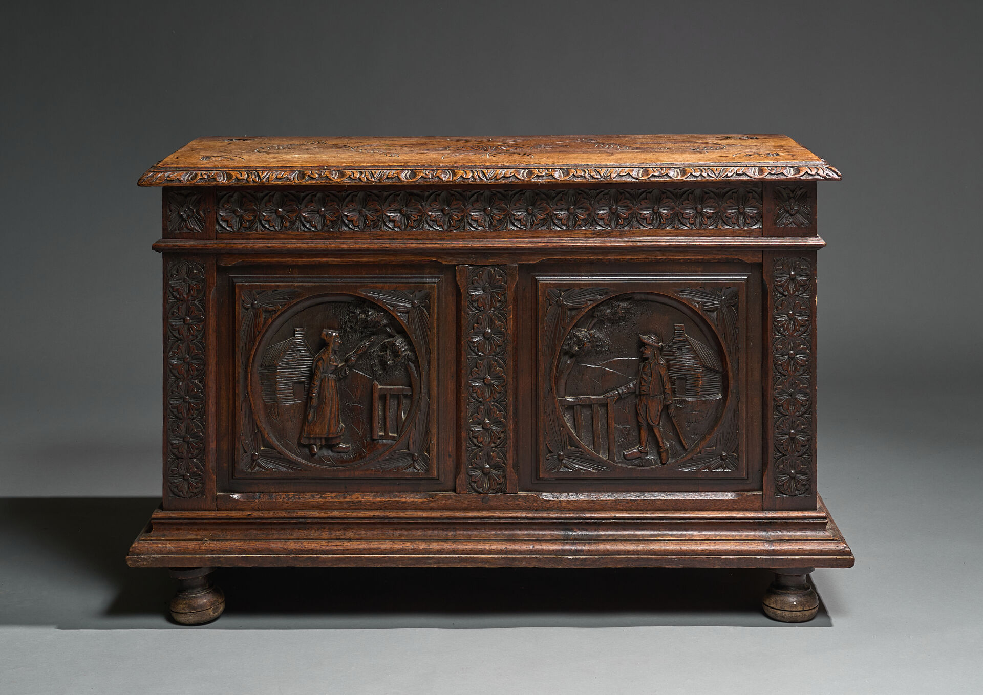 Breton chest, rectangular shape in carved wood,deco... | Chests: bids
