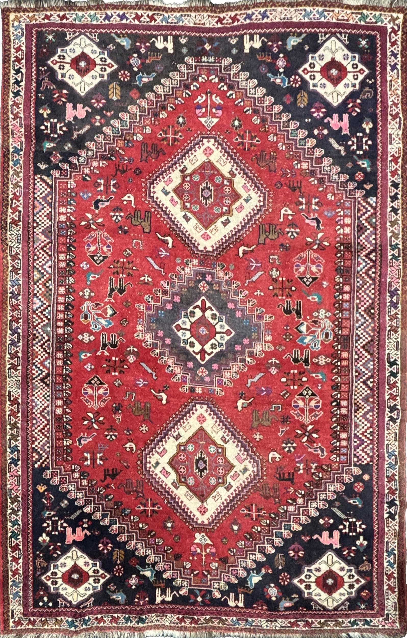 GRAND TAPIS ANTIQUE EN LAINE PERSIENNE avec des mé... | Tapis: enchères