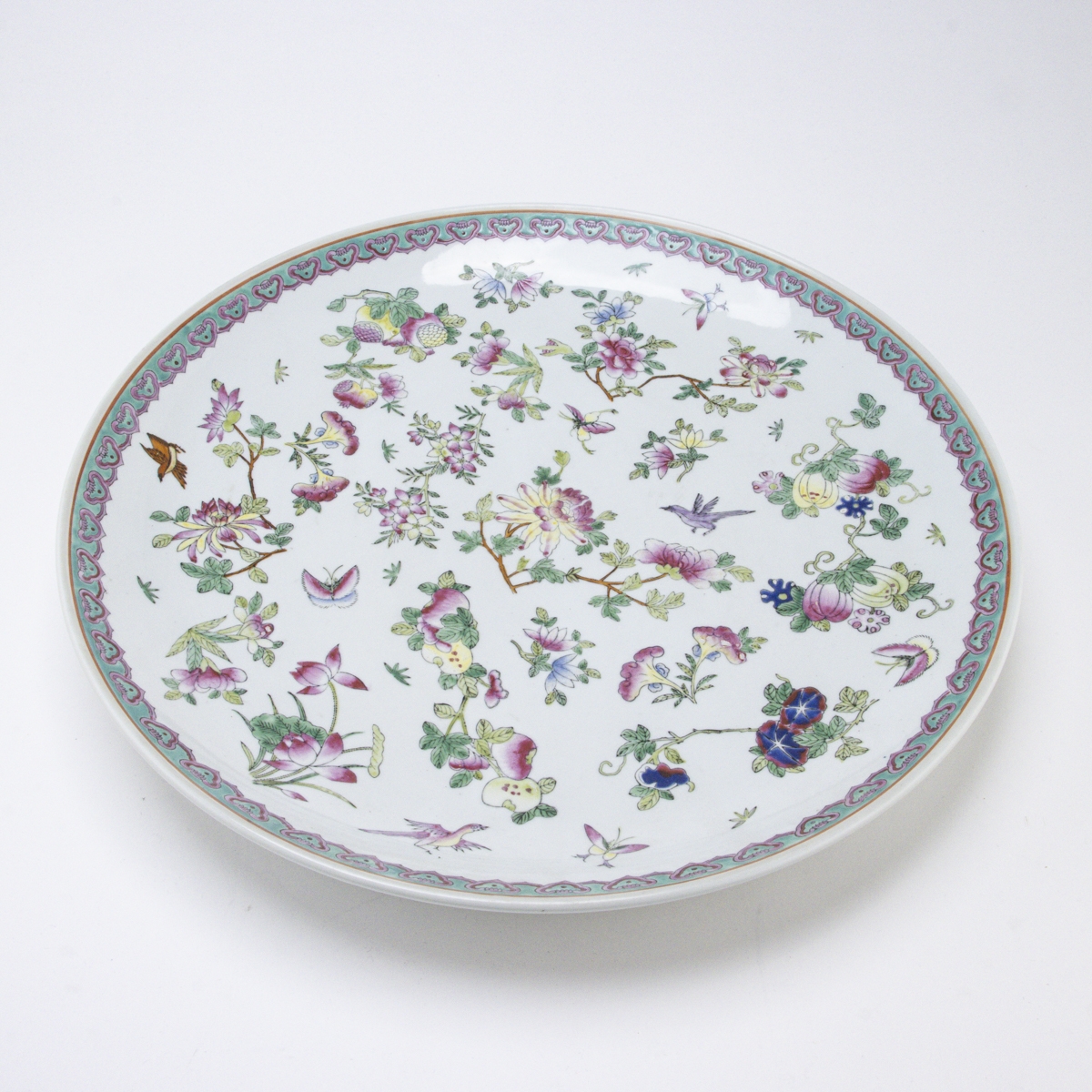 Grande assiette murale chinoise Famille-Rose... | Arts d'Asie: enchères