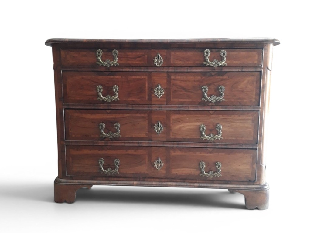 Walnut and burl chest of drawersTuscany, early 18... | Commodes: bids