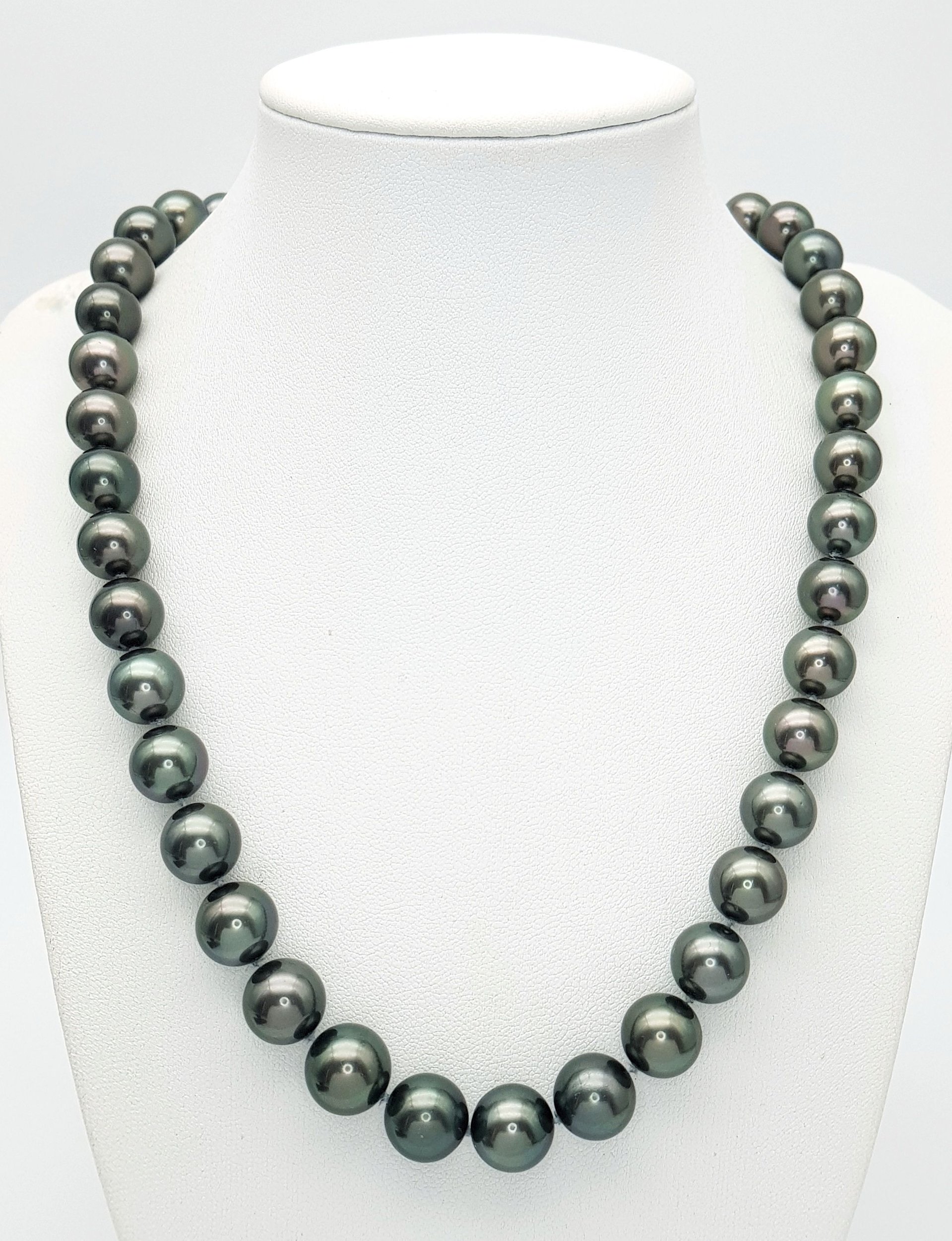 Collier de perles de Tahiti avec fermoir en or bl... | Bijoux: enchères