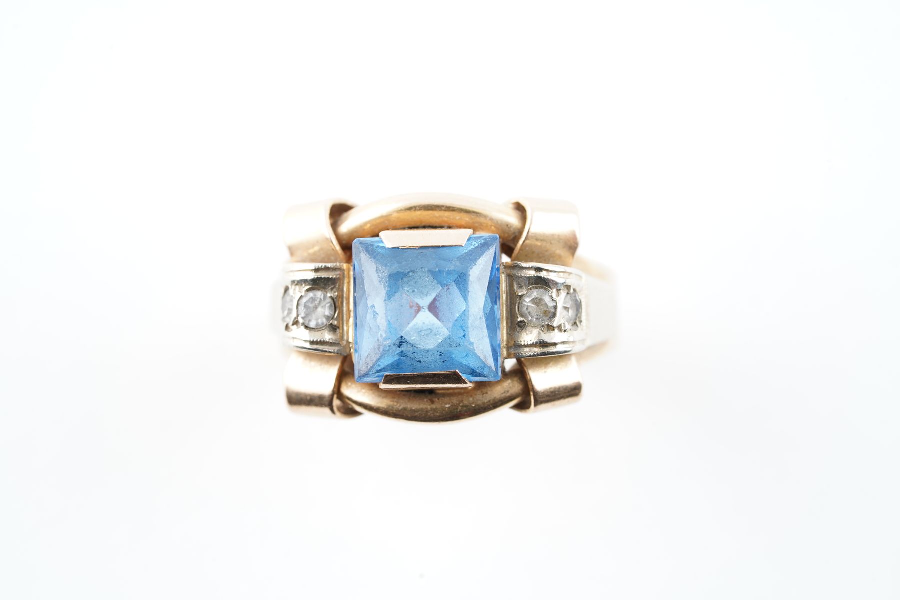 BAGUE en or jaune 750/1000 poinçon tête d'aigle o... | Bagues: enchères