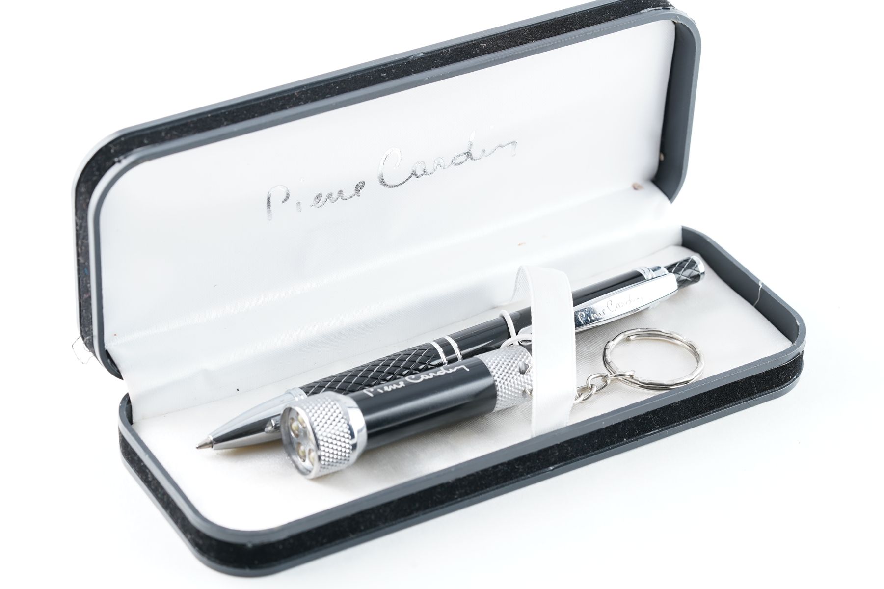PIERRE CARDIN. Stylo roller et loupe en laque noi... | Stylos: enchères