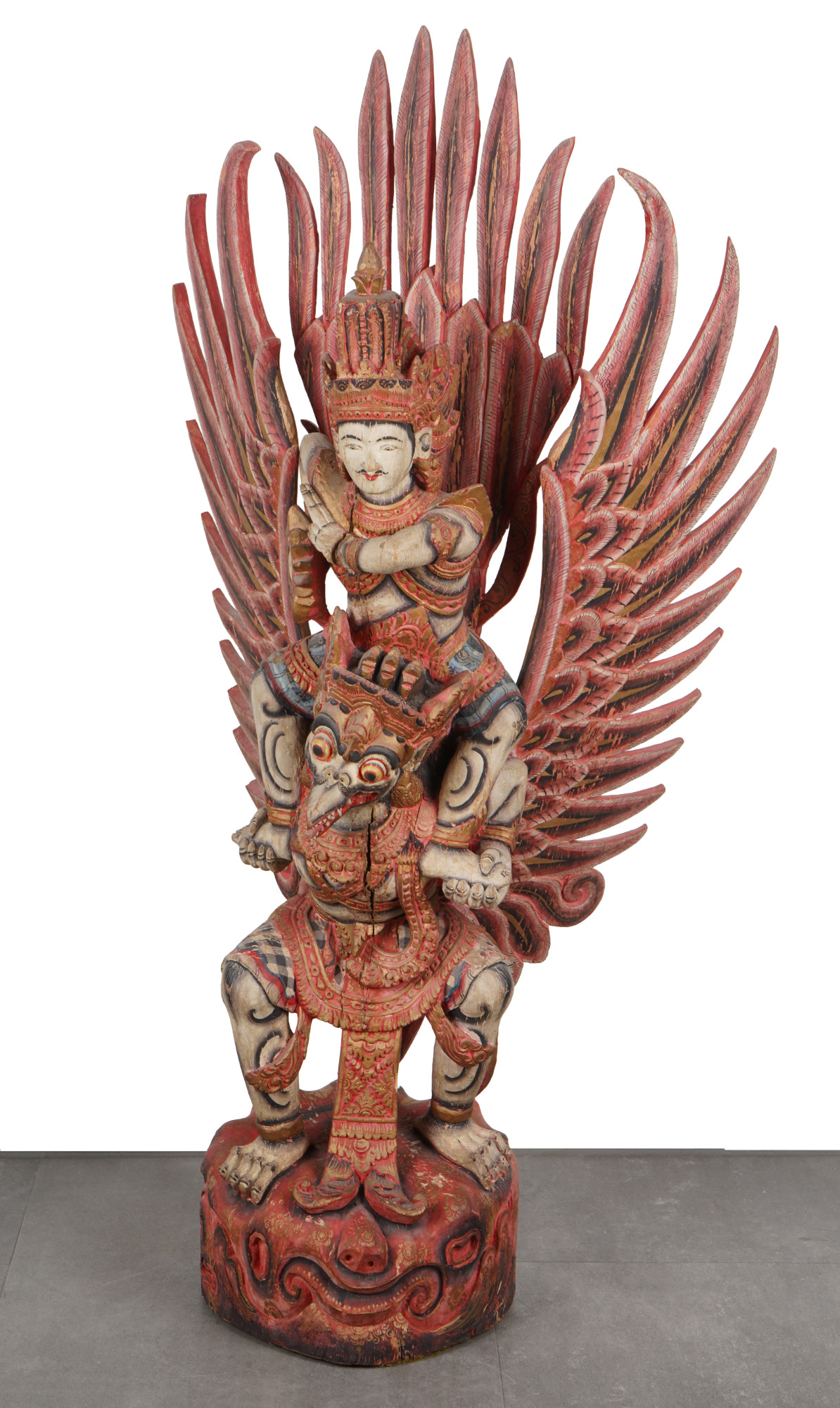 Grande sculpture en bois Vishnu sur Garuda H... | Arts d'Asie: enchères