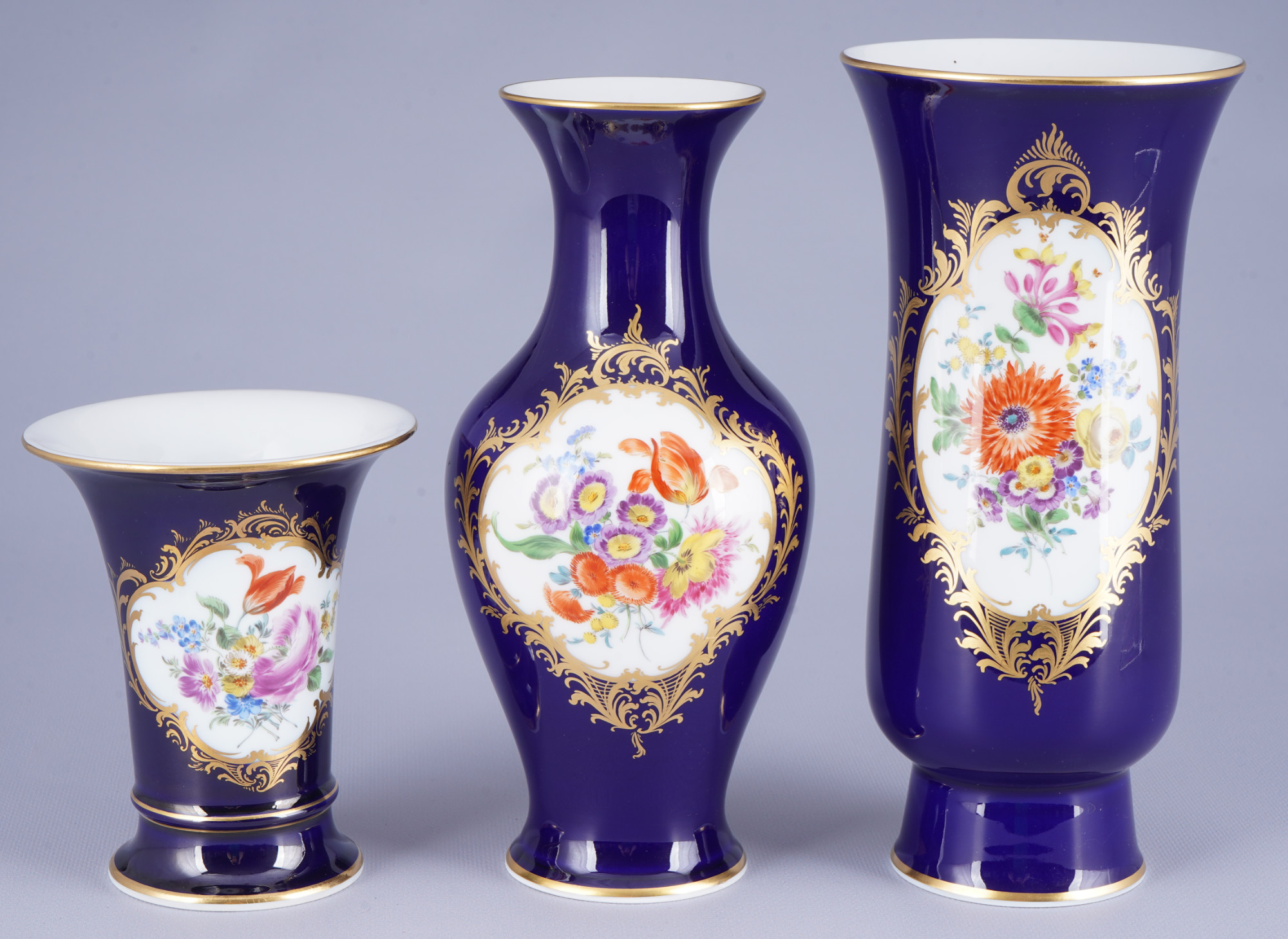 Meissen Bouquet de fleurs bleu cobalt 3 vases... | Céramiques: enchères