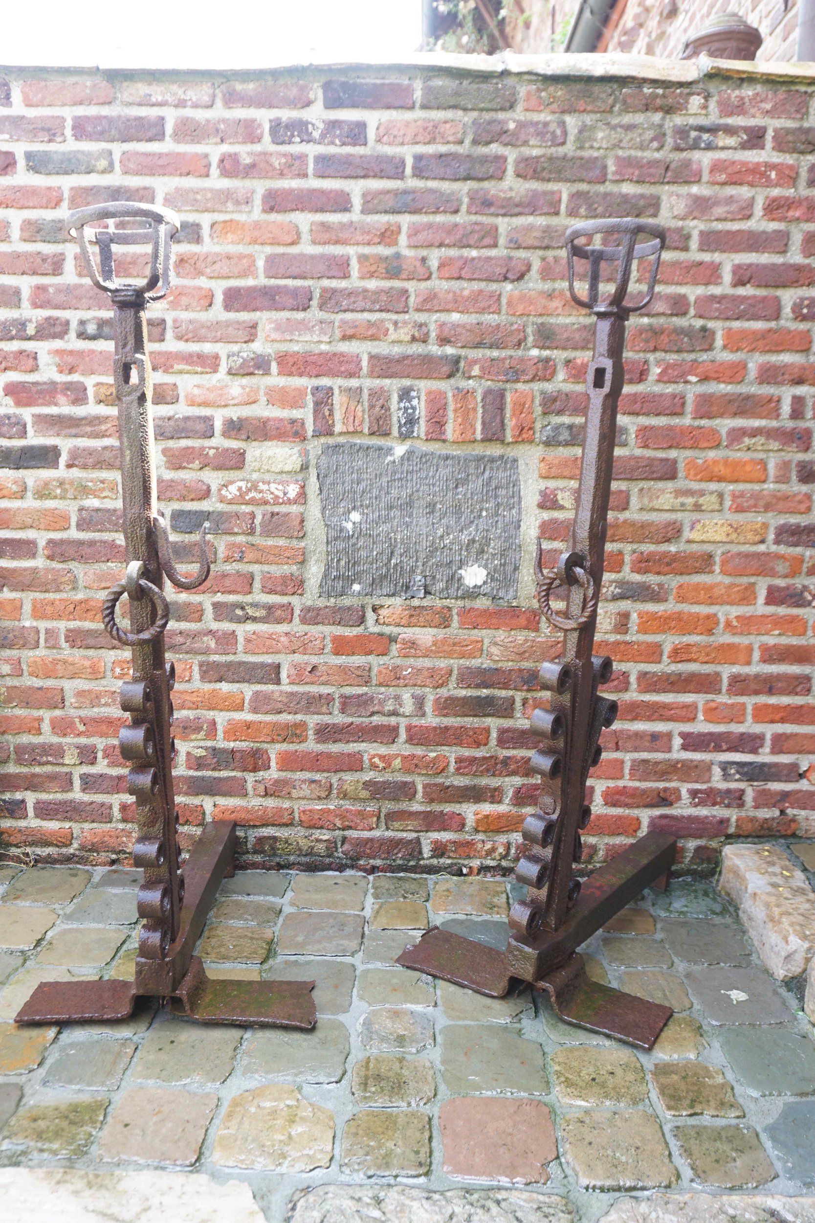 Paire de grands chenets en fer forgé, XVIIIe... | Chandeliers: enchères