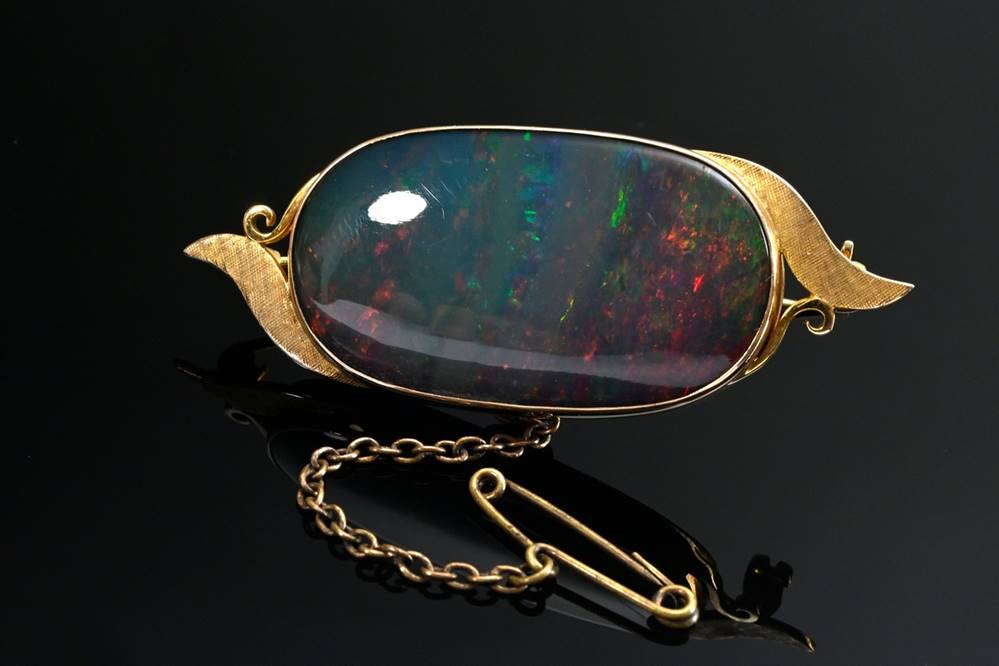 Oval 375 yellow gold pin with opal doublet... | Brooches and pins: bids