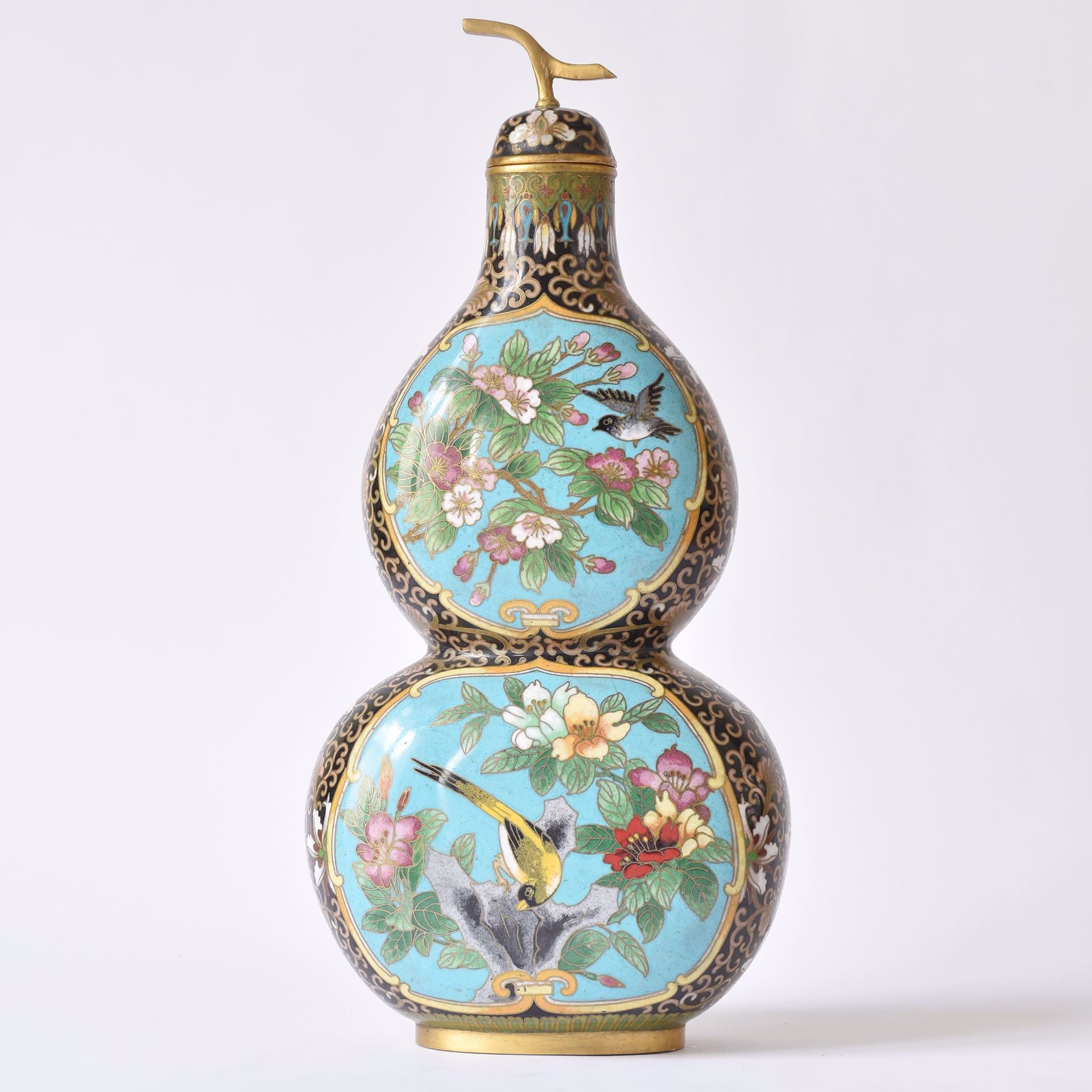 GOURD-SHAPED VASE en émail cloisonné à décor... | Arts d'Asie: enchères