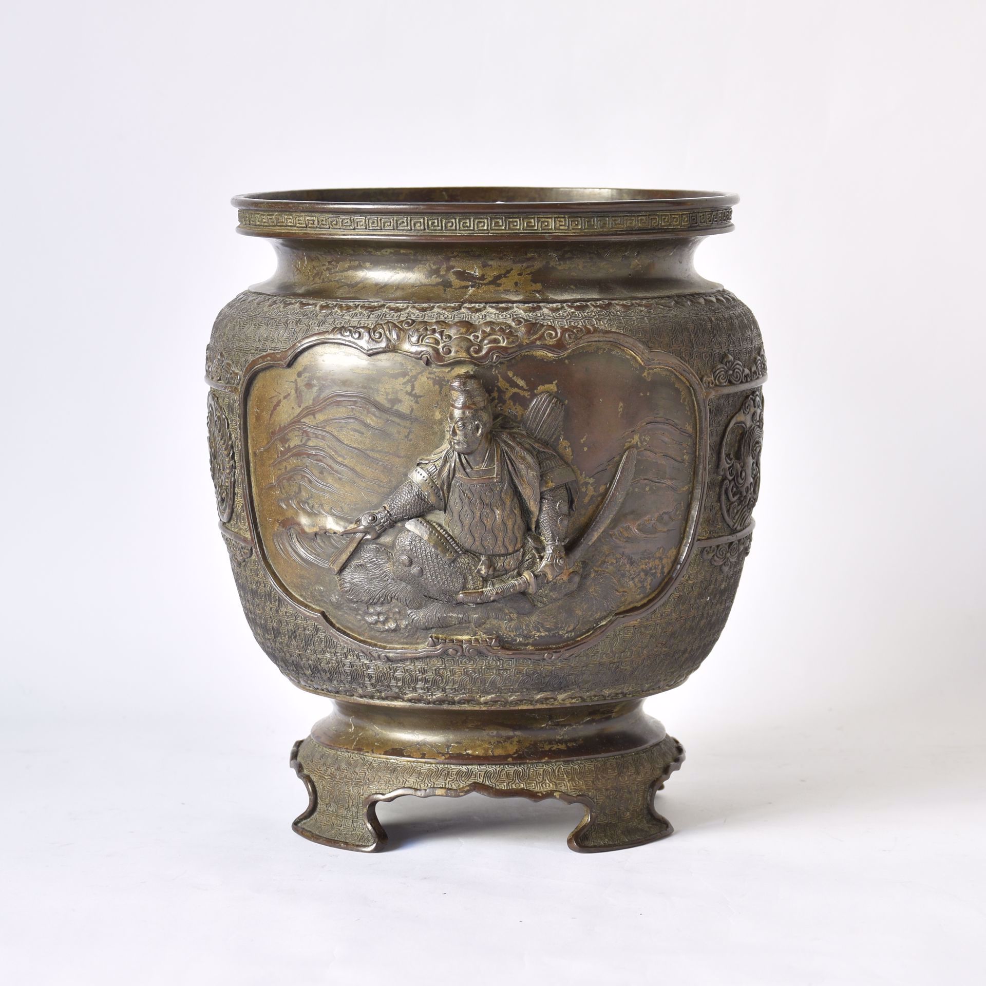 VASE en bronze patiné: médaillons à décor en... | Arts d'Asie: enchères
