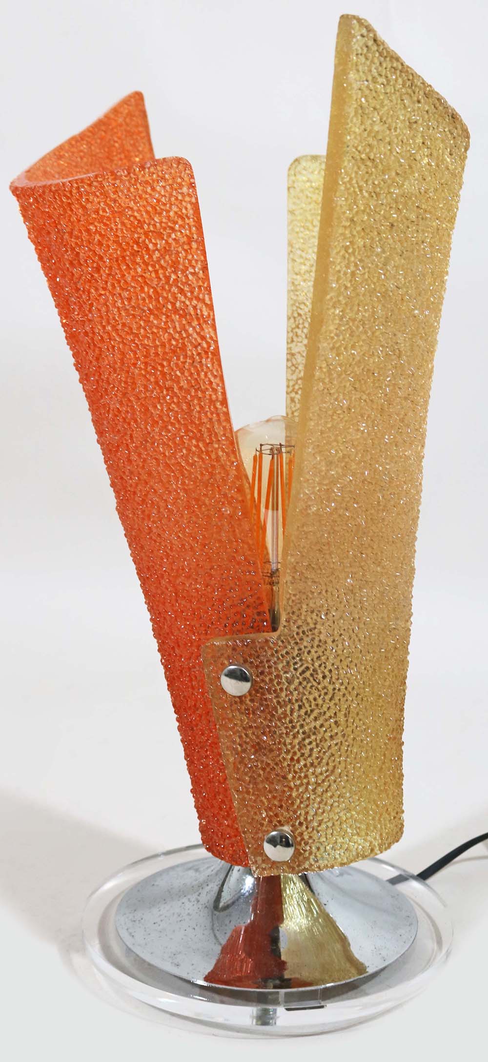 Lampe design en plexiglas granulé, dans les tons jaune et... | enchères