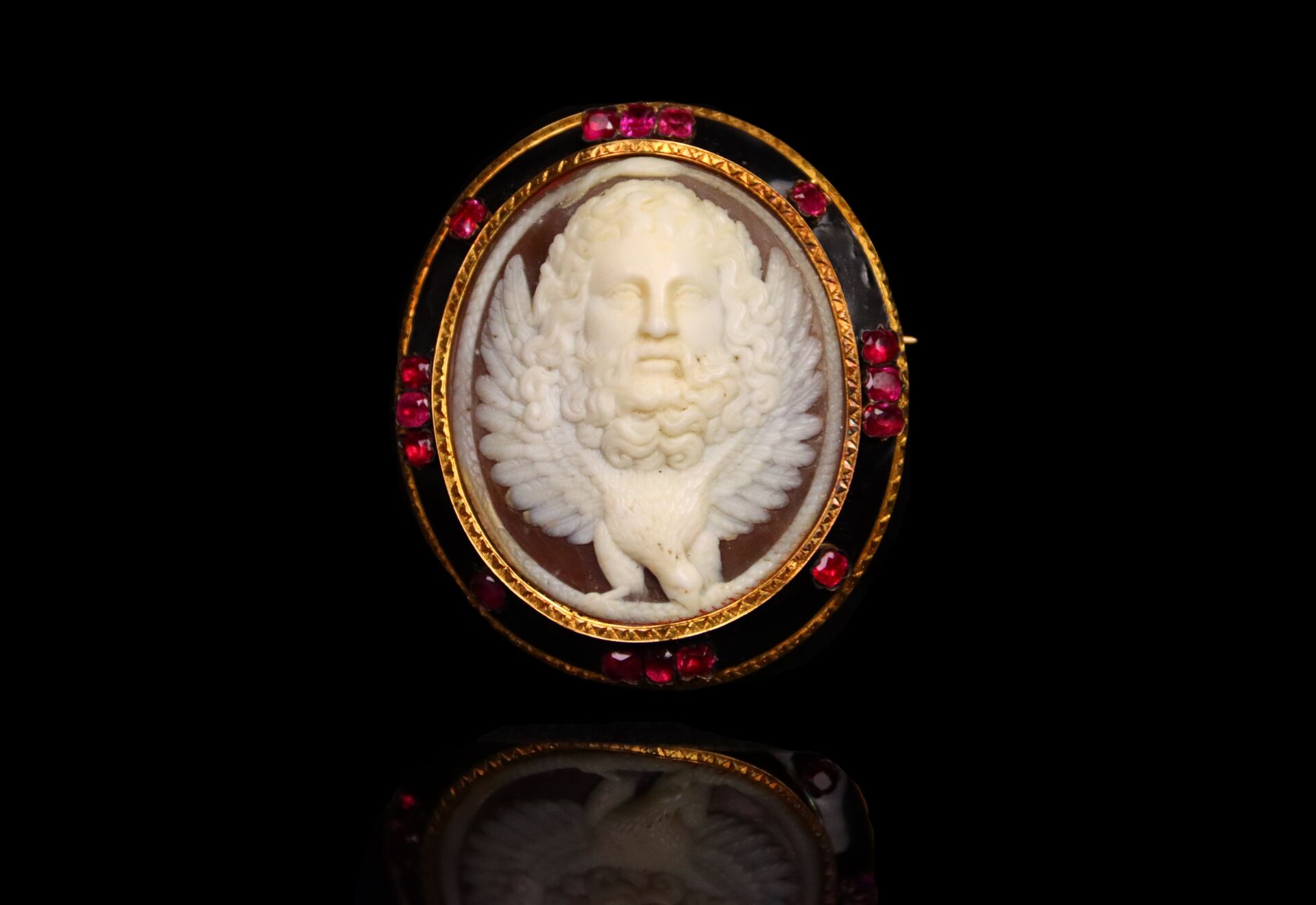Camée sur coquille — Tête de Jupiter... | Broches et épingles: enchères
