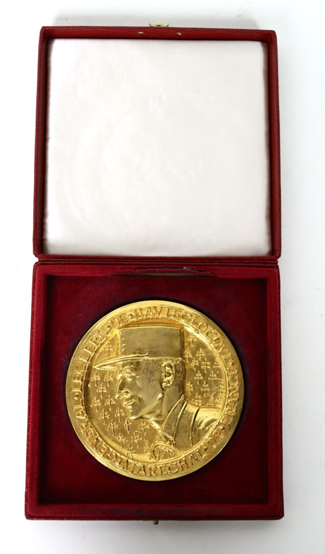Médaille en métal doré à l'effigie du Maréchal LECLERC et... | enchères